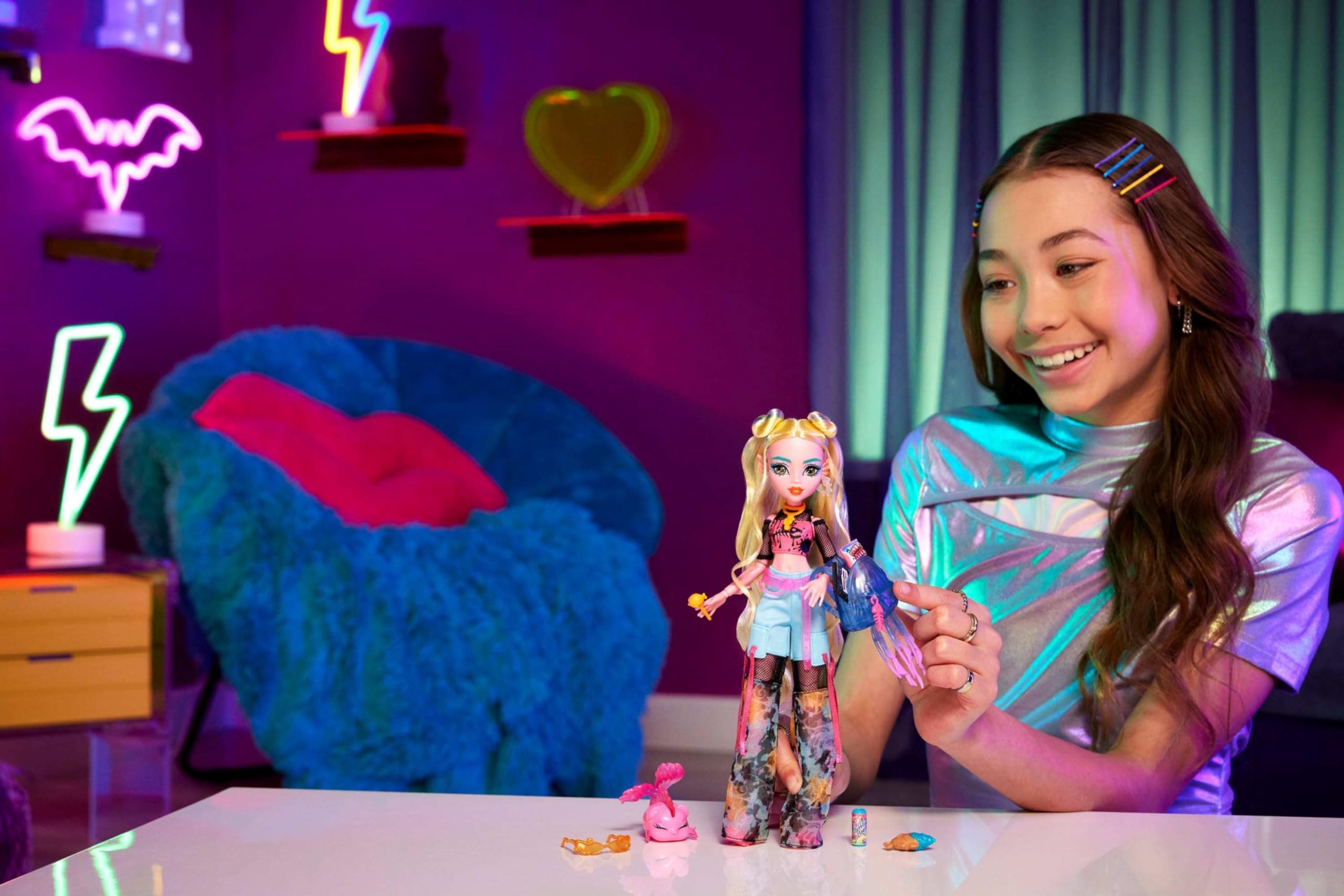 Monster High Lagoona Blue Doll in Mesh Tee and Cargo Pants, Includes Pet Fish Neptuna and Accessories Like a Backpack, Snack and Notebook