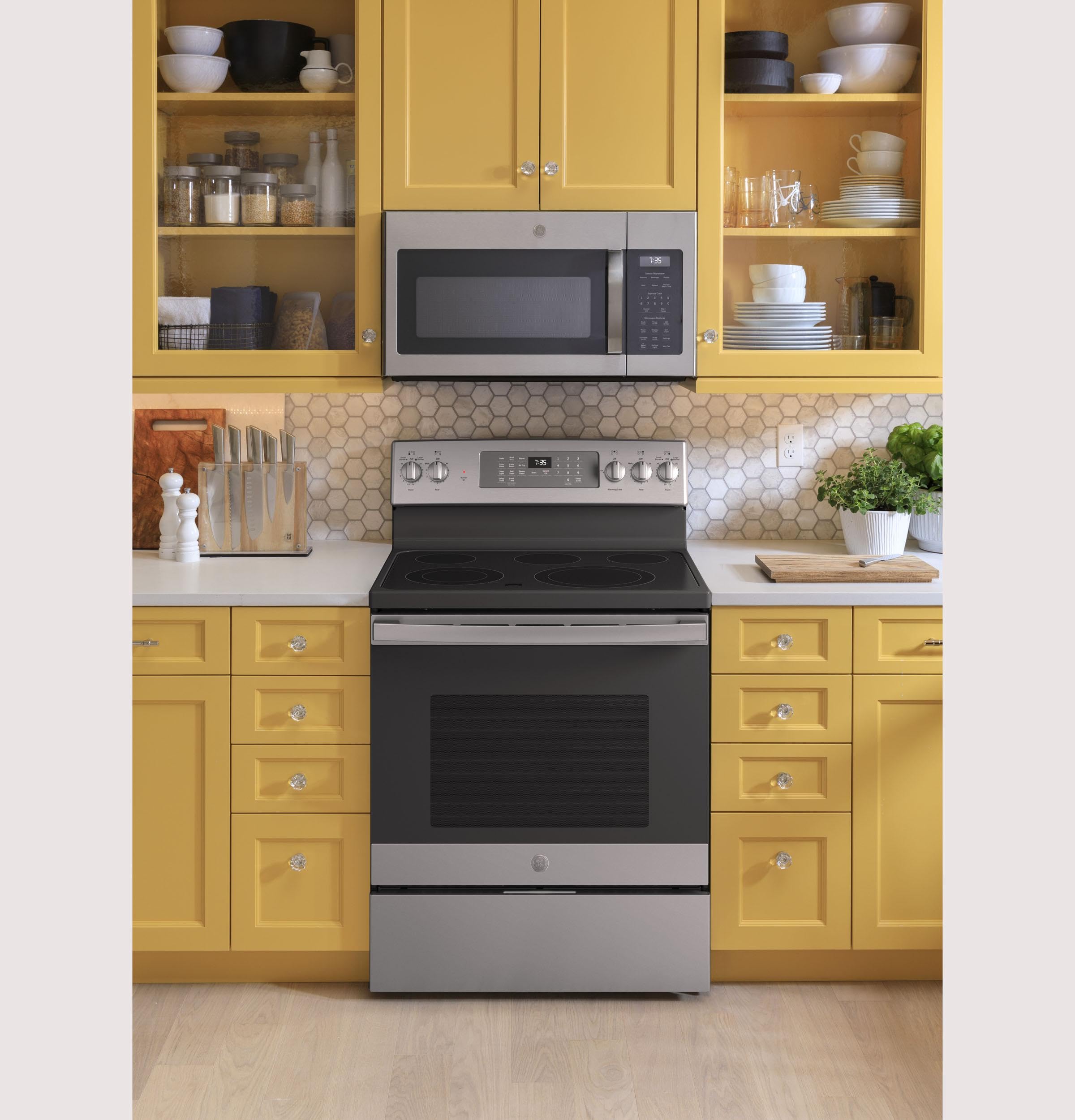 GE JB735SPSS 5.3 Cu. Ft. Freestanding Electric Convection Range with Hot Air Frying