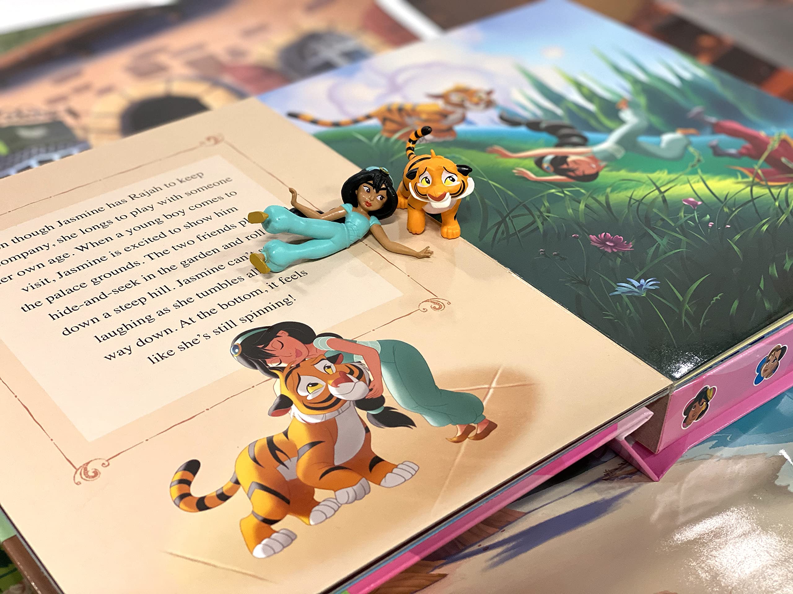 Disney Princess Beginnings My Busy Books - Storybook, 10 figurines, playmat