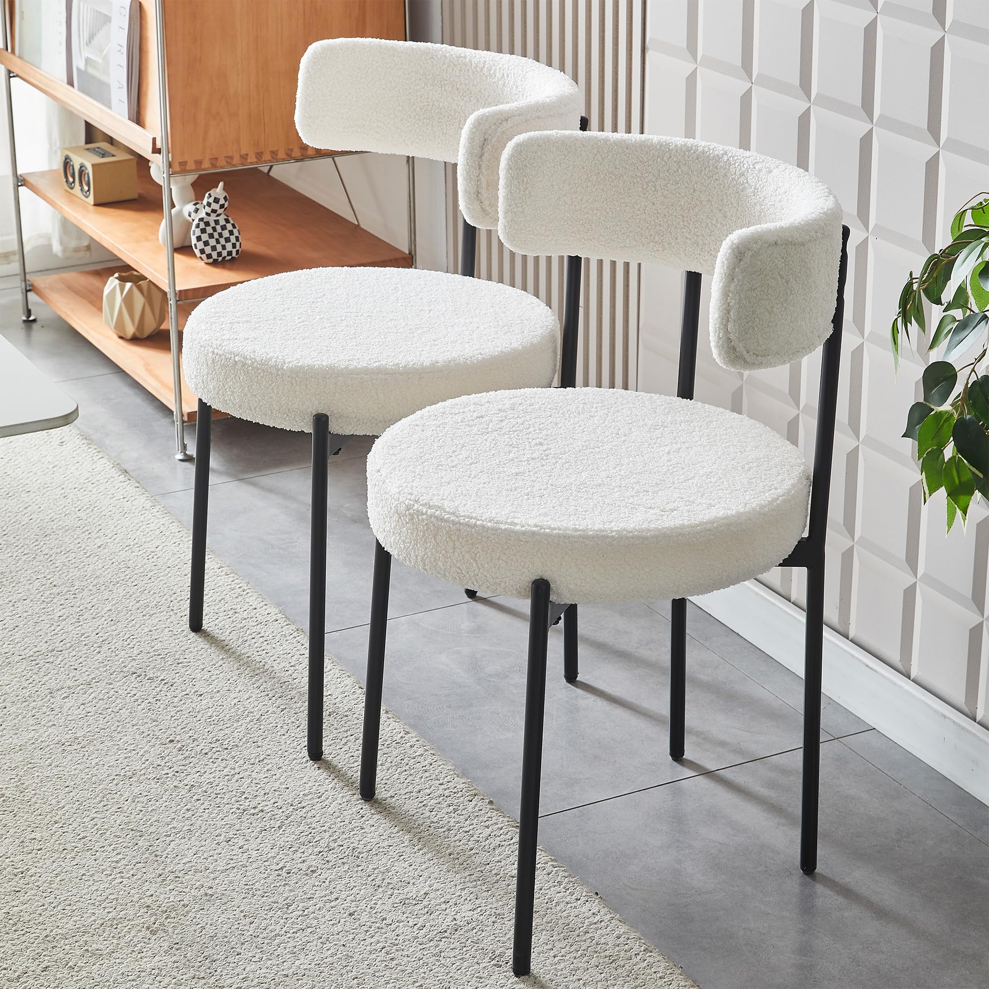 Honyee White Dining Chairs, Modern Dining Chairs Set of 4, Teddy Fleece Round Cushion Dining Room Chairs, Curved Backrest with Black Metal Legs (White, 4Pcs)
