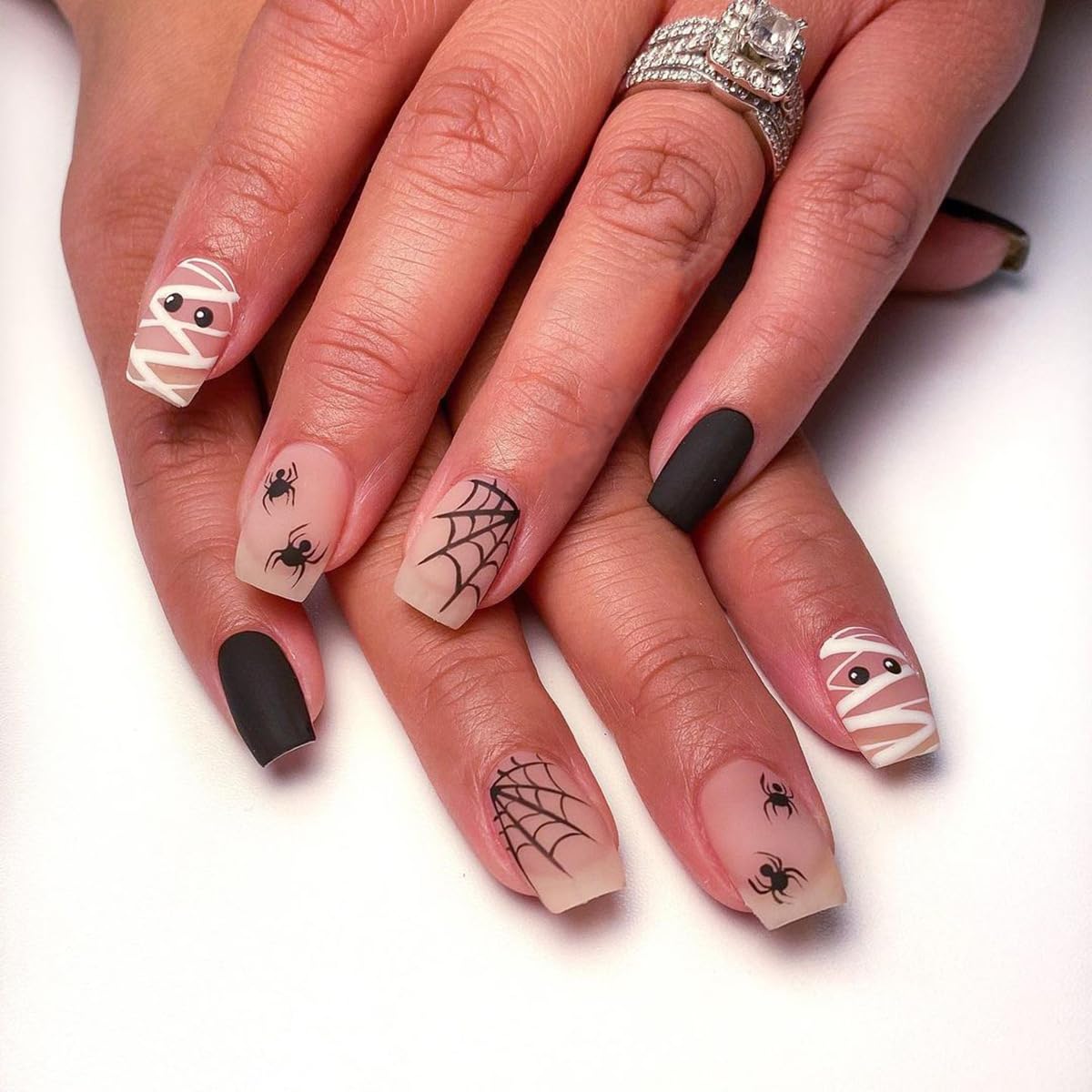 fuldgaenr Black Halloween Press on Nails Short Square Fake Nails with Spiders Web Pattern False Nails Design Acrylic Glue Nails Stick on Nails for Women 24Pcs