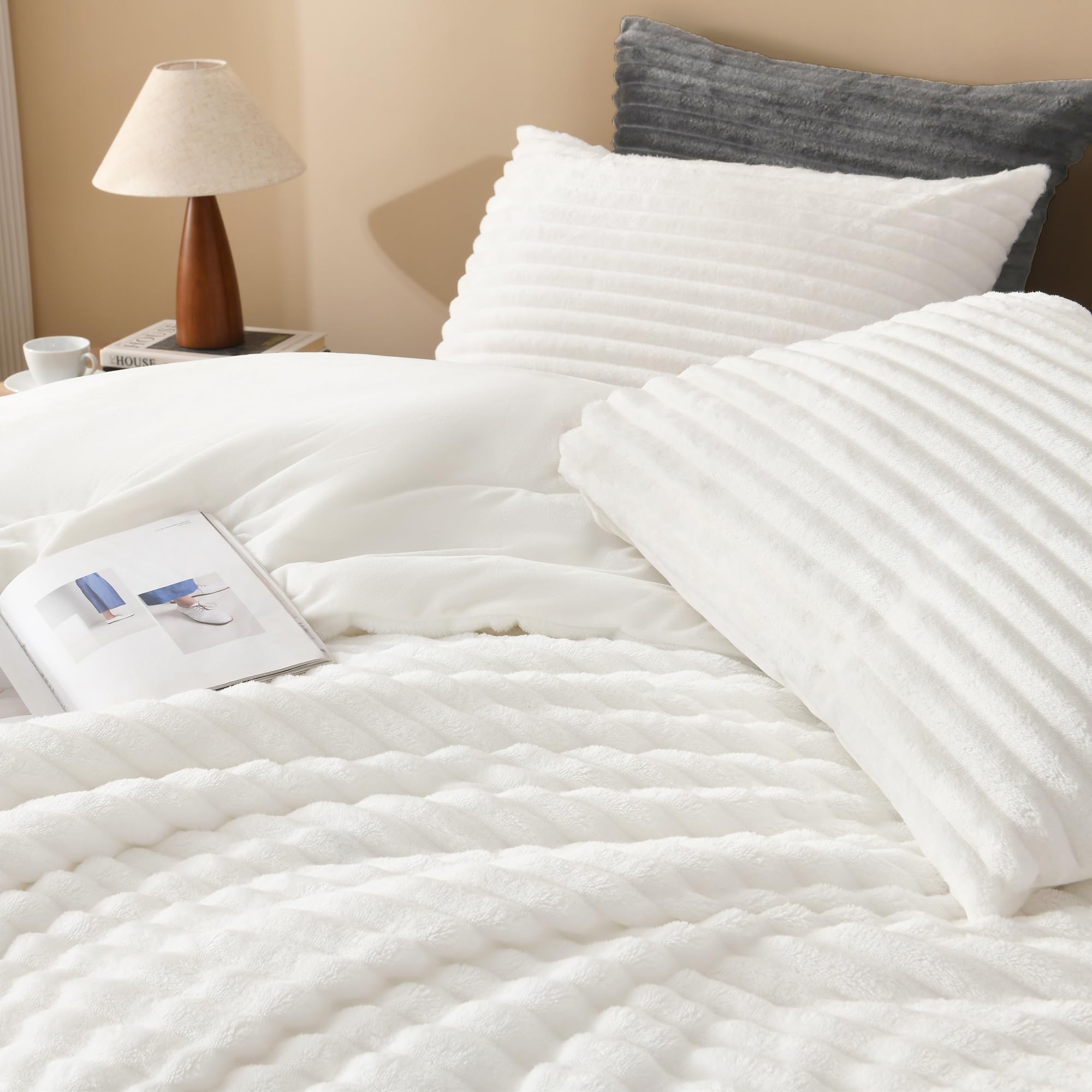 Andency Fluffy King Size Comforter Set, Super Soft White Comforter King Size, Winter Warm Fleece Faux Fur Bedding Set, Luxury Plush Fuzzy Bed Set 3 Pieces (1 Shaggy Comforter, 2 Pillowcases)