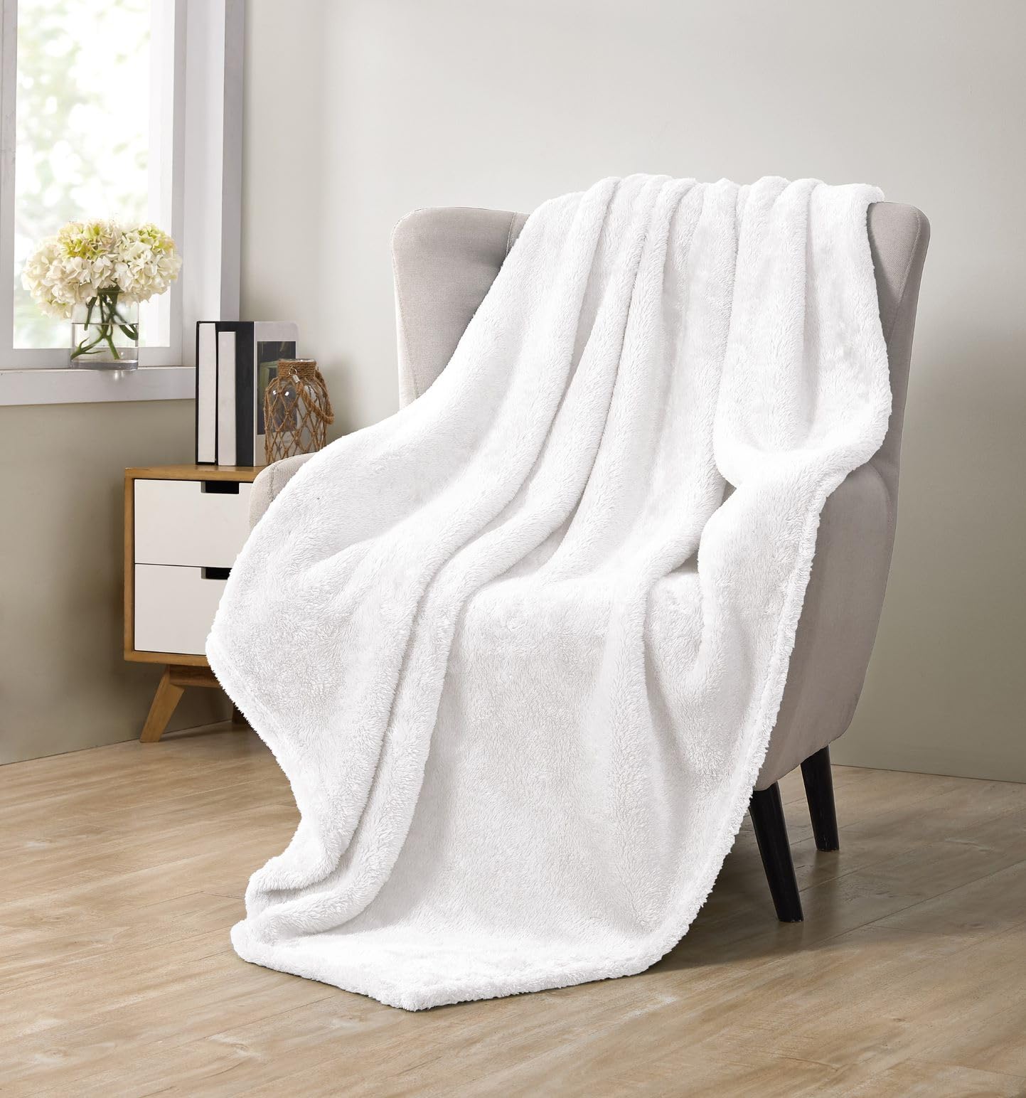 Soft Faux Fur Shaggy Throw Blanket, Warm Thick Fleece Fuzzy Shag Throws, Luxury Furry Plush Fluffy Decorative Cozy Blankets for Couch Sofa Bed Chair (White)