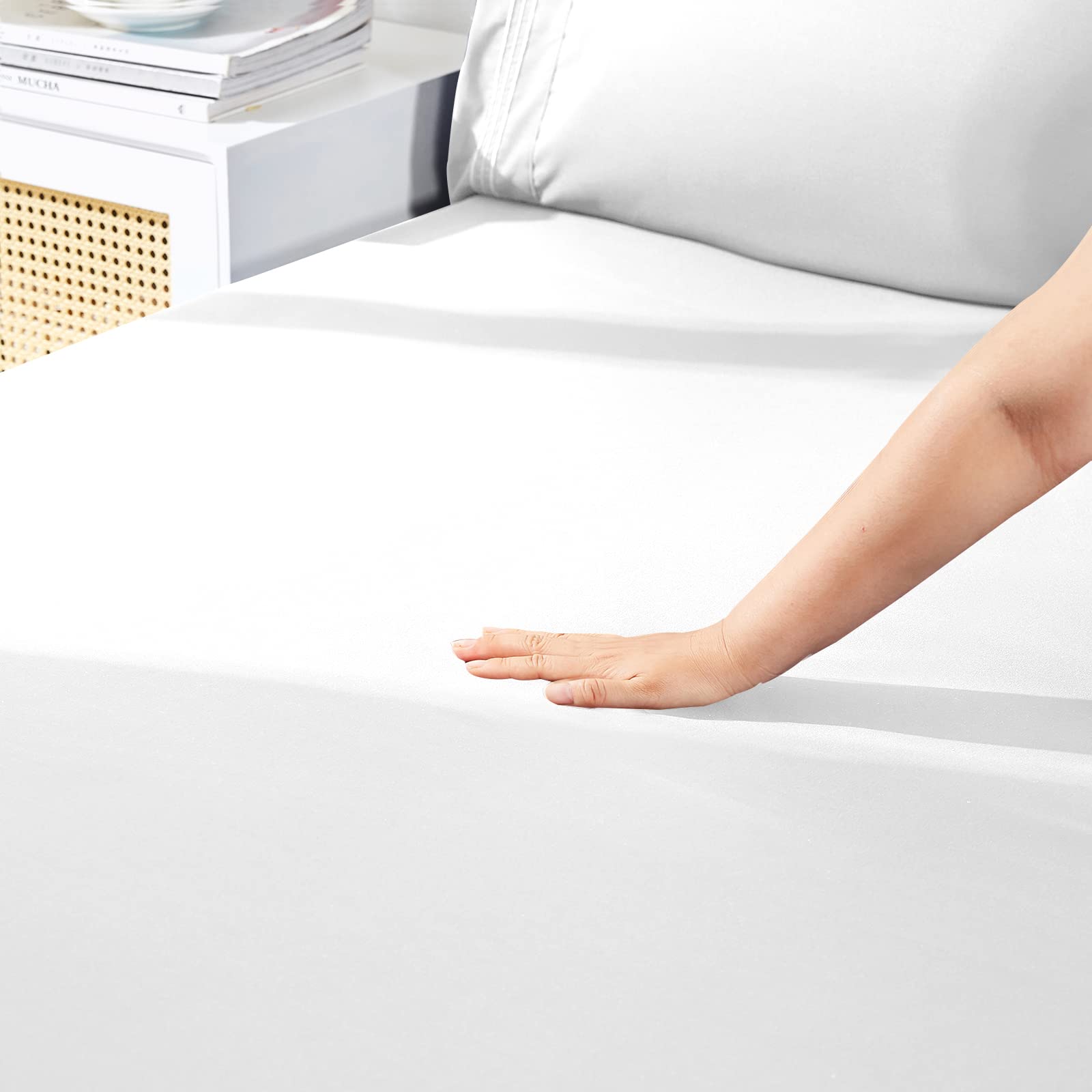 YIYEA Fitted Sheet Only, Premium Double Brushed Microfiber Deep Pocket Fitted Sheet Twin Size, Ultra Soft Fitted Bottom Sheet, Shrinkage, Fade Resistant, Twin, White