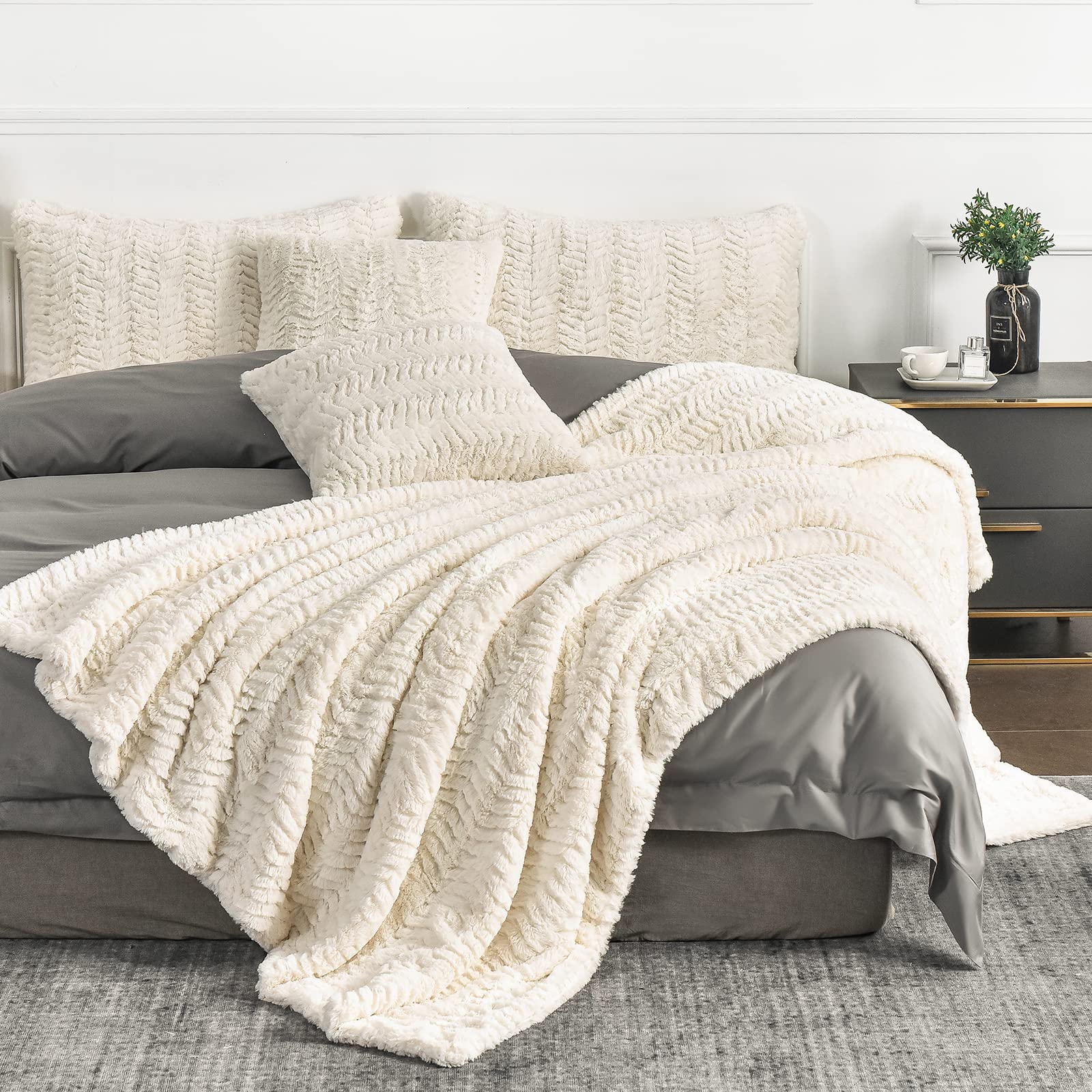 YUSOKI Luxury Faux Fur Throw Pillow Covers-18 x18,Set of 2-Boho Furry Fuzzy Fluffy Cozy Pillow Cases for Sofa Couch Bedroom Without Insert(Ivory,18"x18")