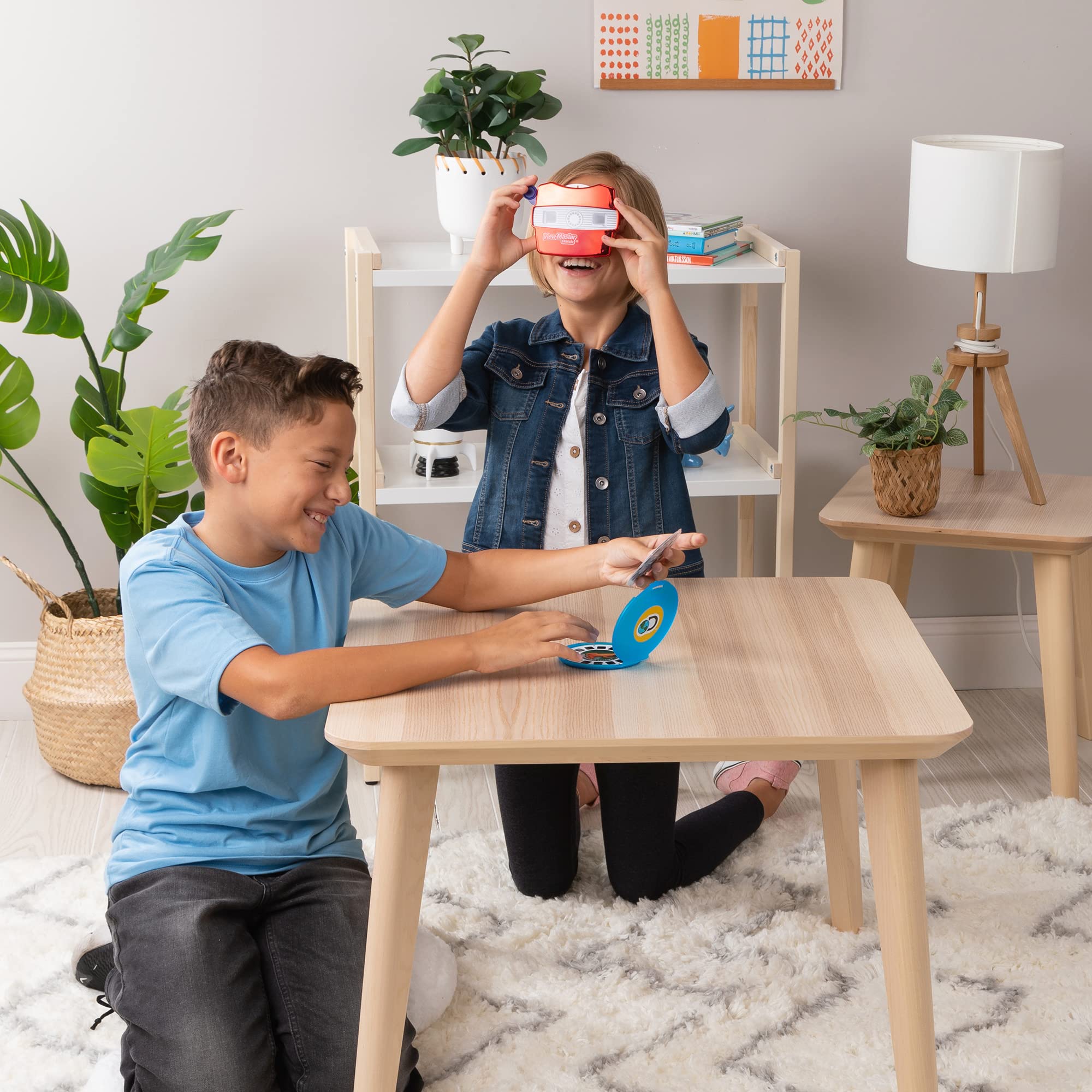 View Master Classic with Discovery Kids Reels - Metallic Viewfinder with 5 Reels Included - STEM, Retro, Nature Learning Toy for Kids and Adults, Toddlers, Ages 3+