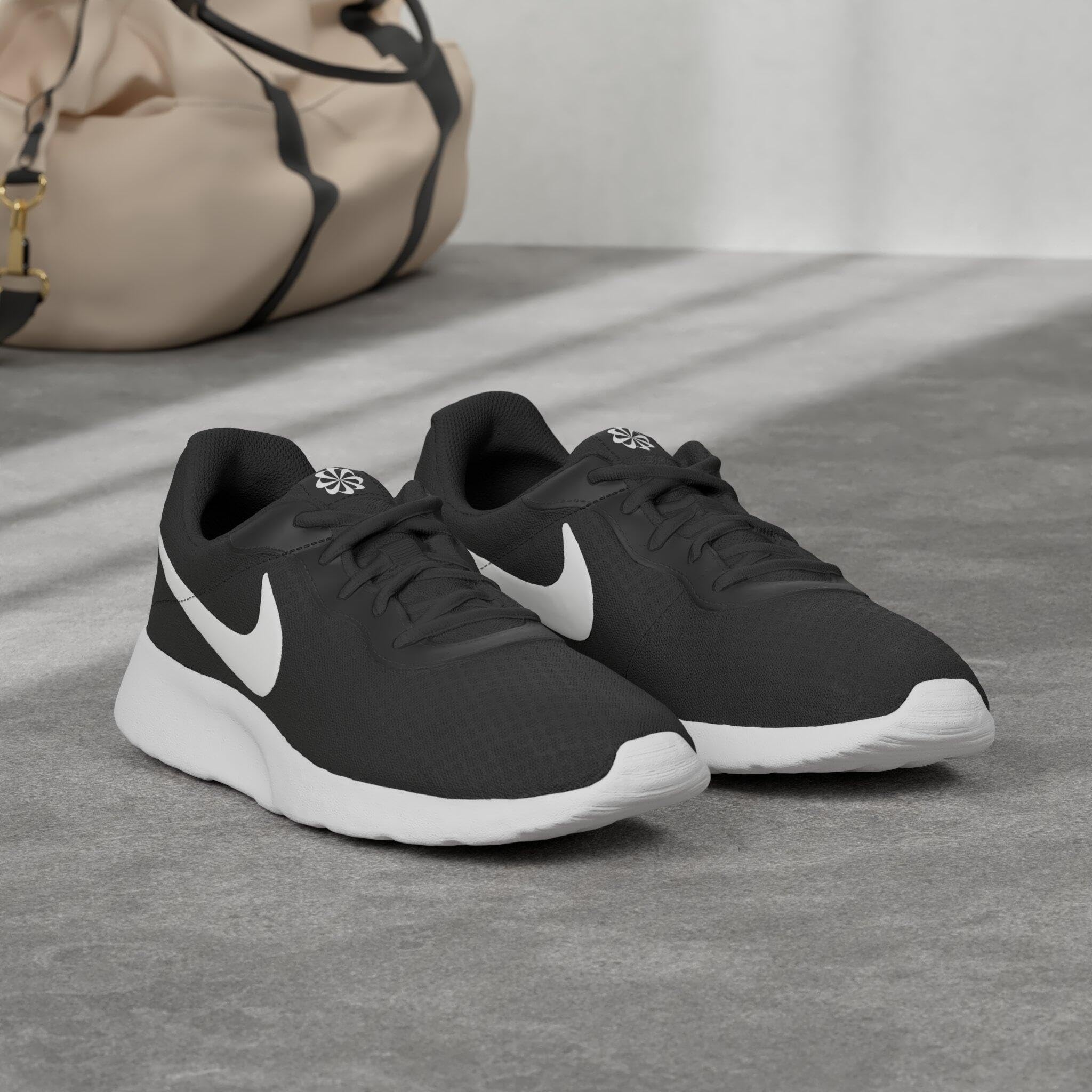NIKE Women's Fitness Running Shoe, Black 01, 9