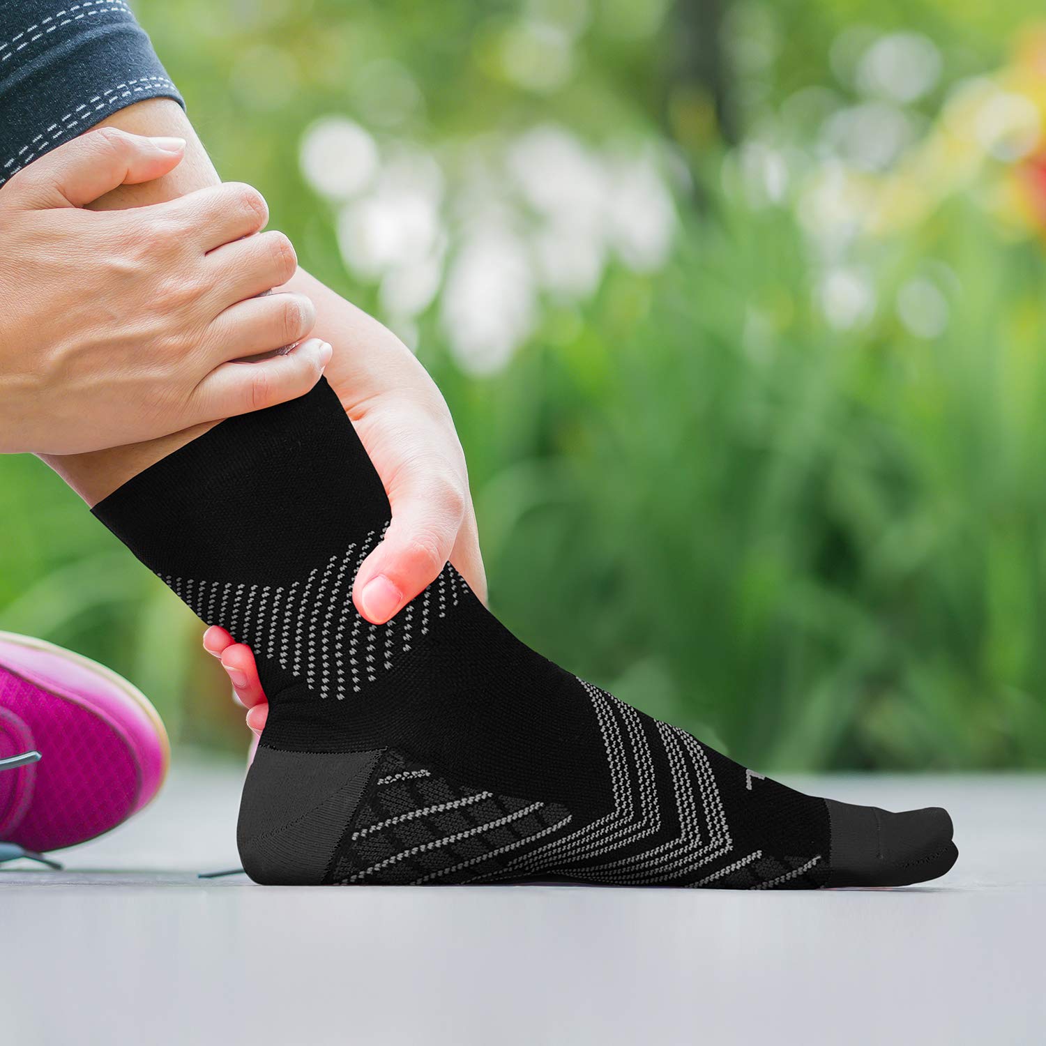TechWare Pro Plantar Fasciitis Sock – Therapy Grade Targeted Cushion Compression Socks Men & Women. Ankle Brace Foot Sleeve & Arch Support for Achilles Tendonitis & Heel Pain Relief (Blk/Gry SML)