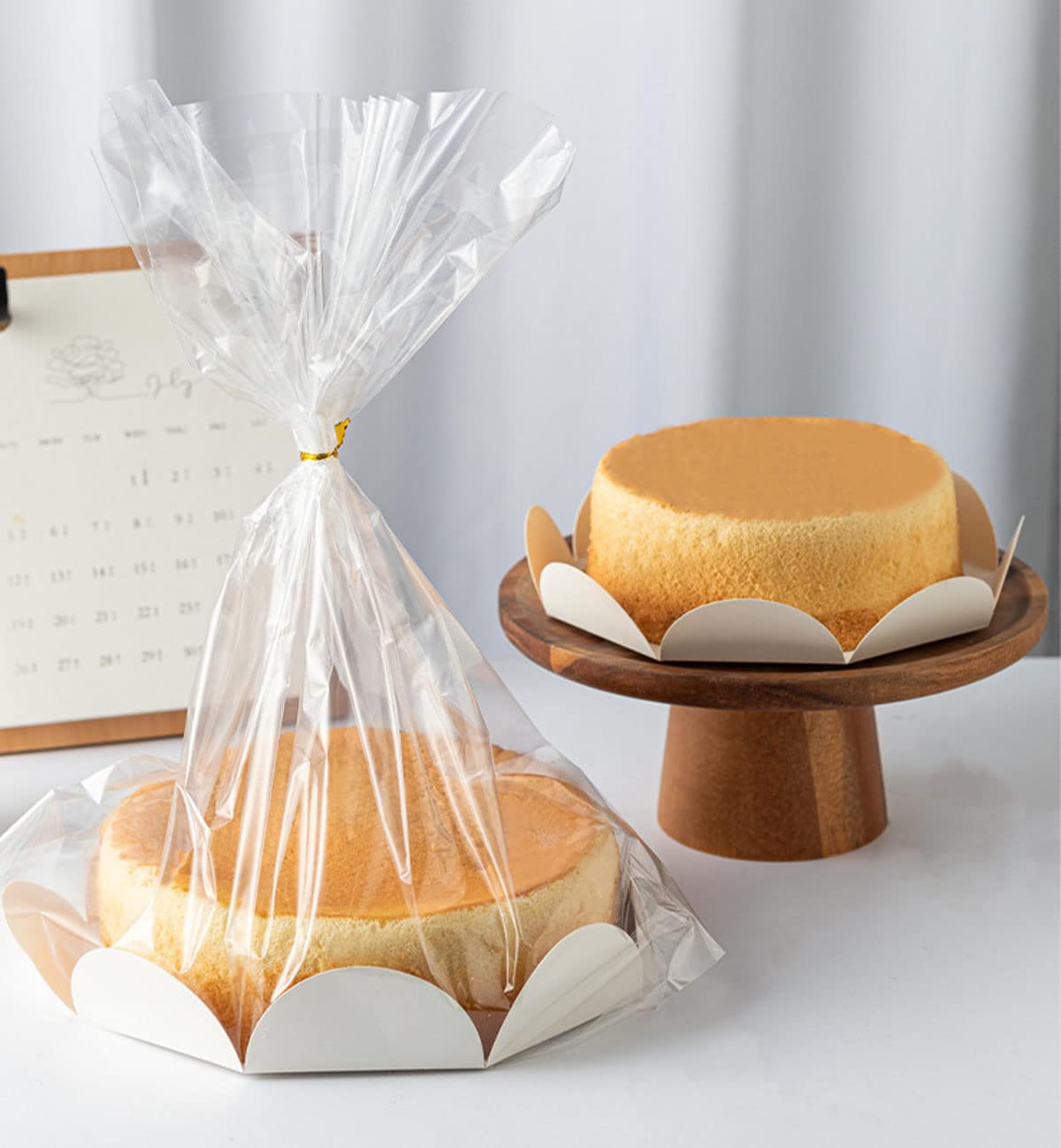 Mistari Clear Plastic Bake Bags Cellophane Treat Bags for Toast Bread Cookie Candy Cake Bakery Gift Packaging, 8β Cake Tray and Gold Ribbon (20 Pack)