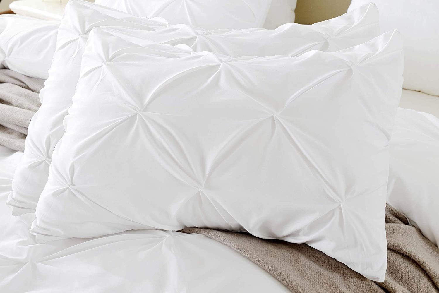 Standard Pillow Shams Set of 2 Pinch Pleated White Pillow Shams Standard Size 20x26 Pillow Covers 100% Egyptian Cotton 600 TC Soft Skin Friendly Cushion Cover Cases Decorative Pillow Shams for Bed