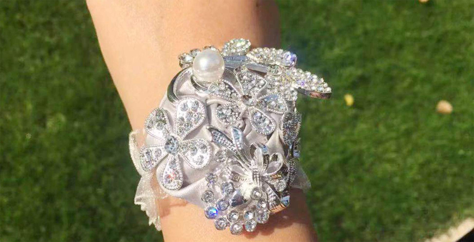 DOTKV Artificial Wrist Silk Flower Boutonniere Wrist Bouquet Corsage Flower with Pearl and Diamond for Wedding Decor, Cocktail Party 1pc (Silver)