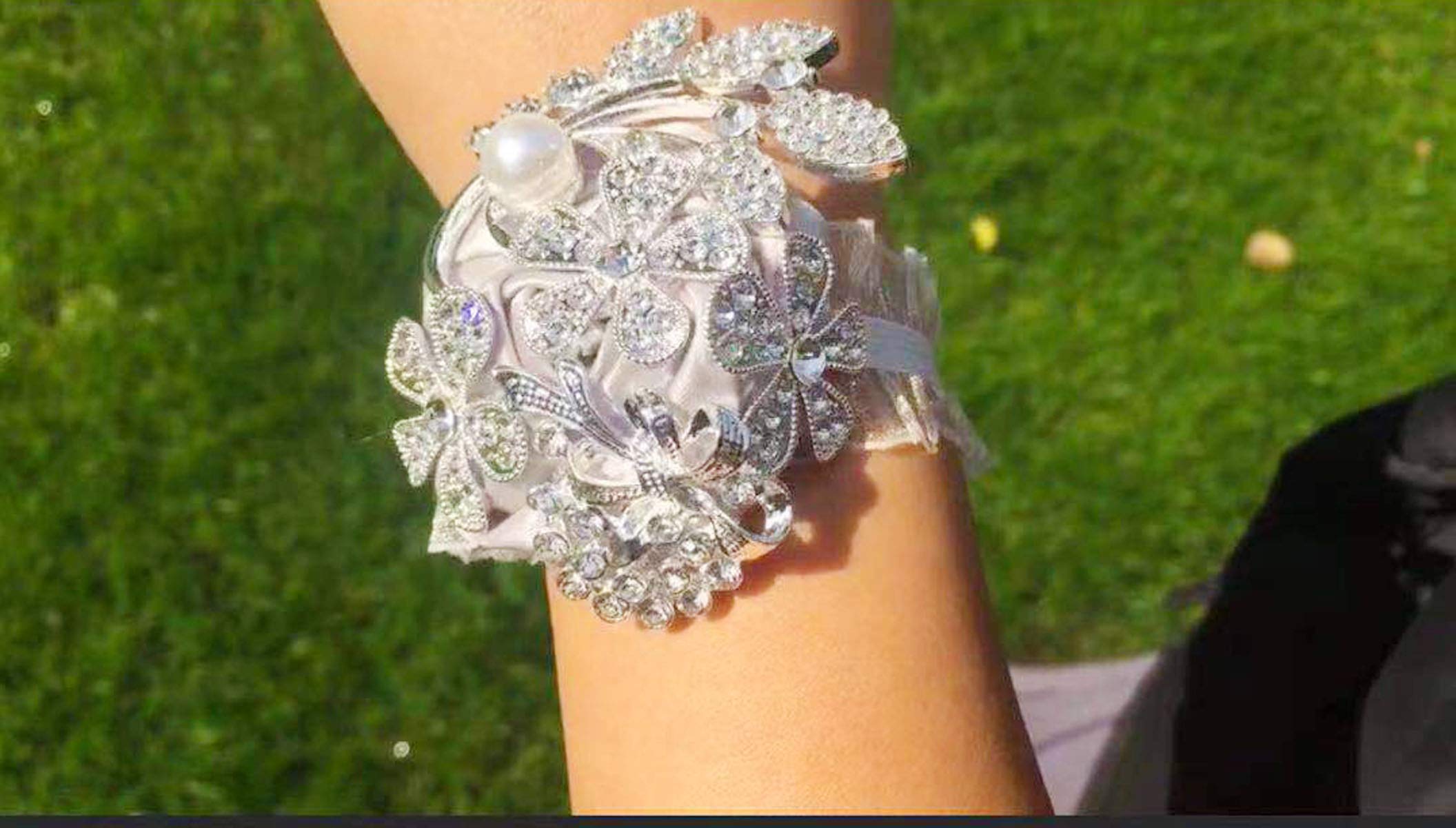 DOTKV Artificial Wrist Silk Flower Boutonniere Wrist Bouquet Corsage Flower with Pearl and Diamond for Wedding Decor, Cocktail Party 1pc (Silver)