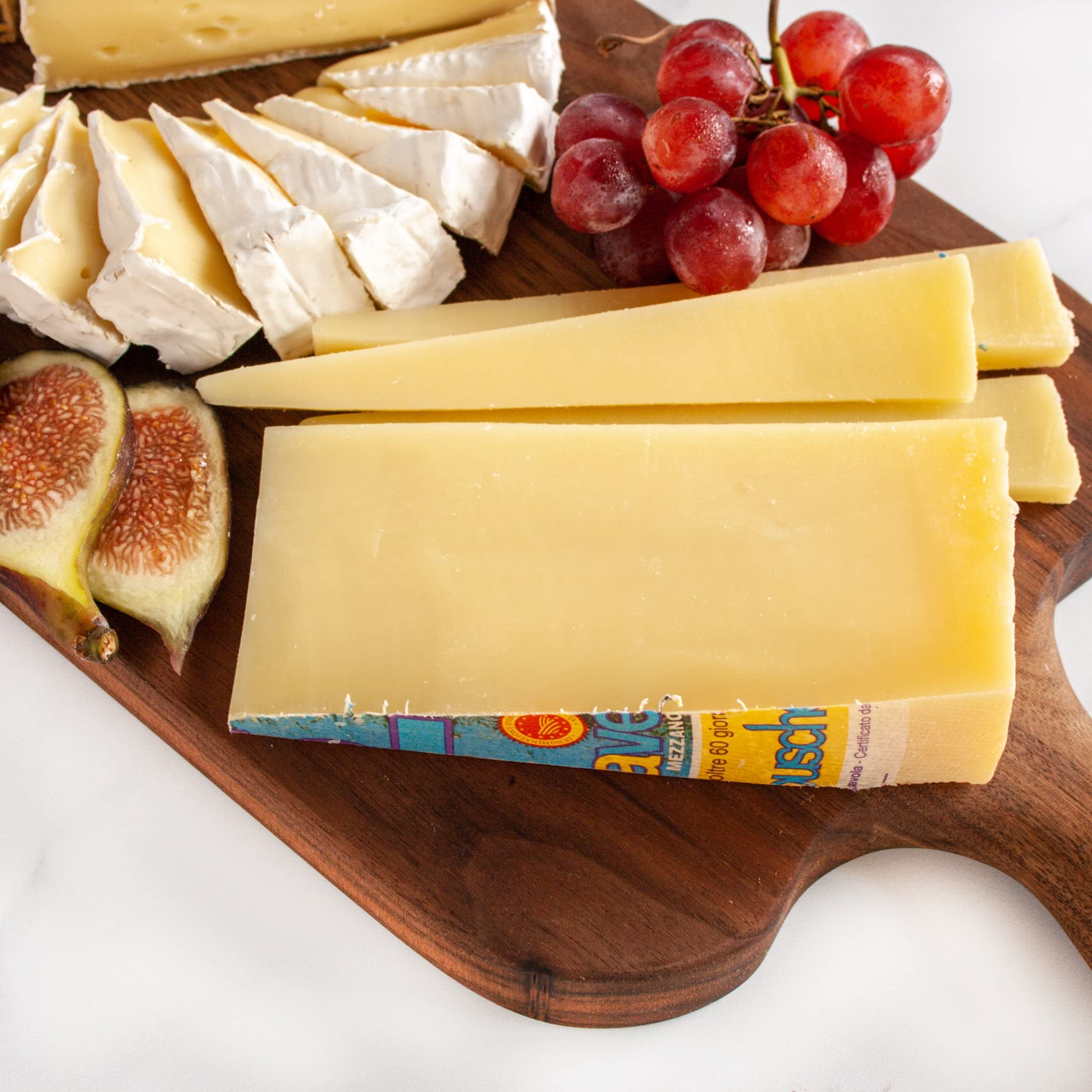 igourmet Exquisite Cheese Tasting Gift Box - This Collection Brings Together 8 Incredible Cheeses, Accompanied By Delicious and Crispy Imported Gourmet Crackers