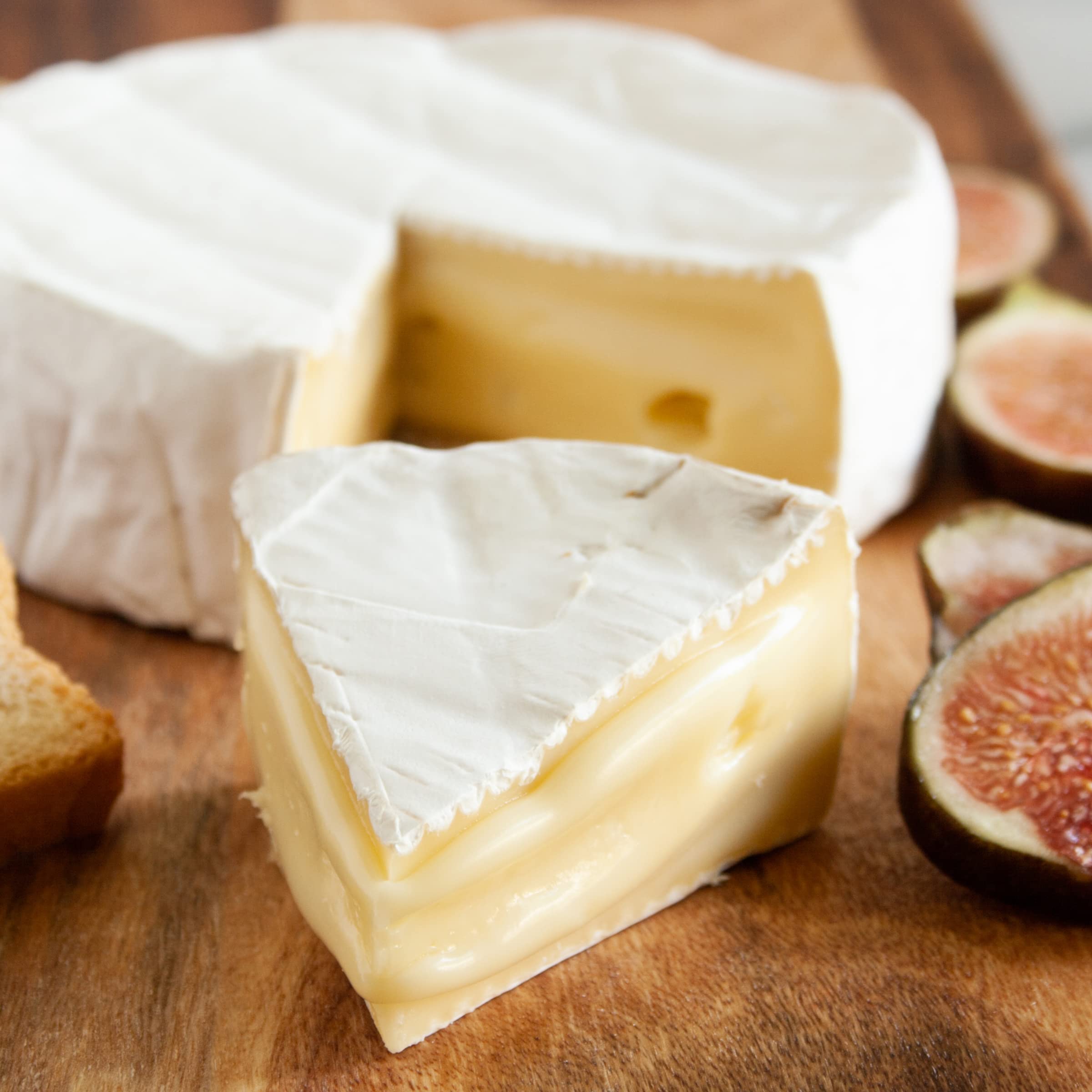 igourmet Exquisite Cheese Tasting Gift Box - This Collection Brings Together 8 Incredible Cheeses, Accompanied By Delicious and Crispy Imported Gourmet Crackers