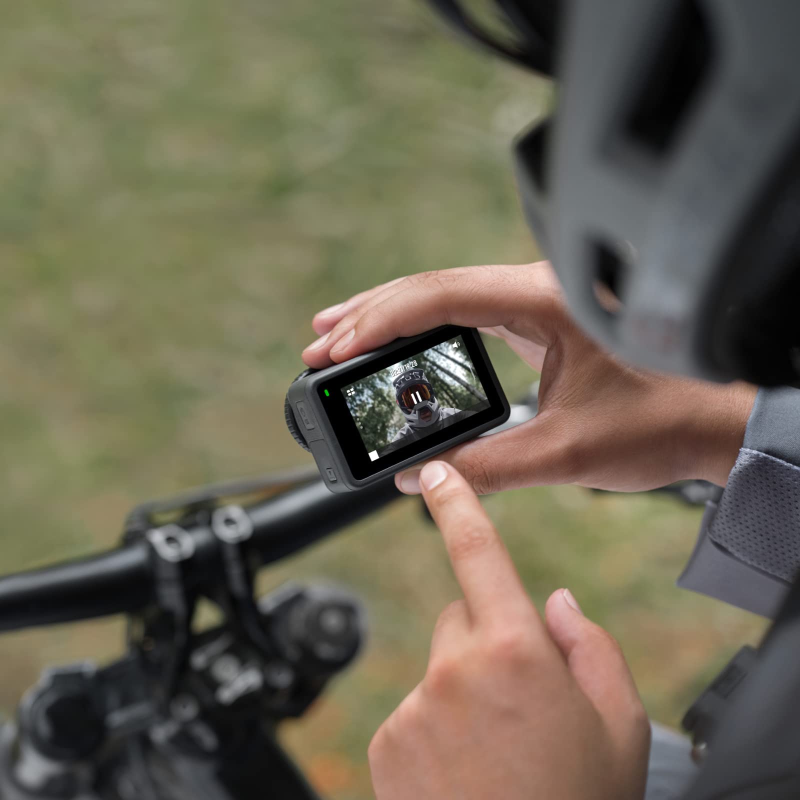 DJI Osmo Action 3 Creator Combo, Action Camera 4K + 155° Super-Wide FOV, 10-Bit Color Depth, Stabilization, Cold Resistant, 2 Batteries and 32GB microSD Card, Mini Action Camera for Vlog