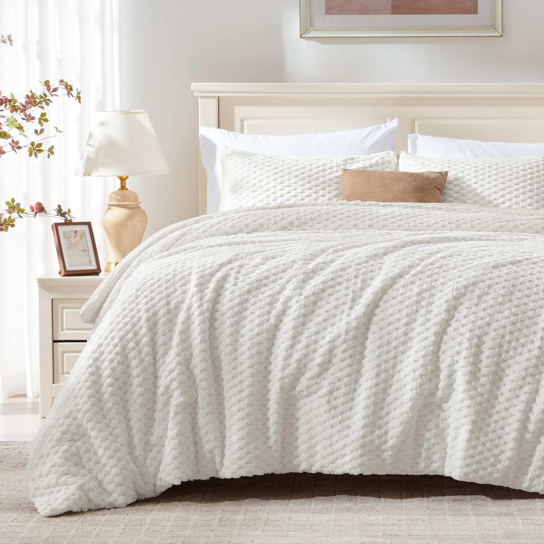BEDELITE Fluffy Queen Comforter Set - Cream White Fleece Soft Comforter for Queen Size Bed, Luxury Warm Bedding Set for Winter, Fuzzy Bed Set 3 Pieces (1 Comforter, 2 Pillowcases)