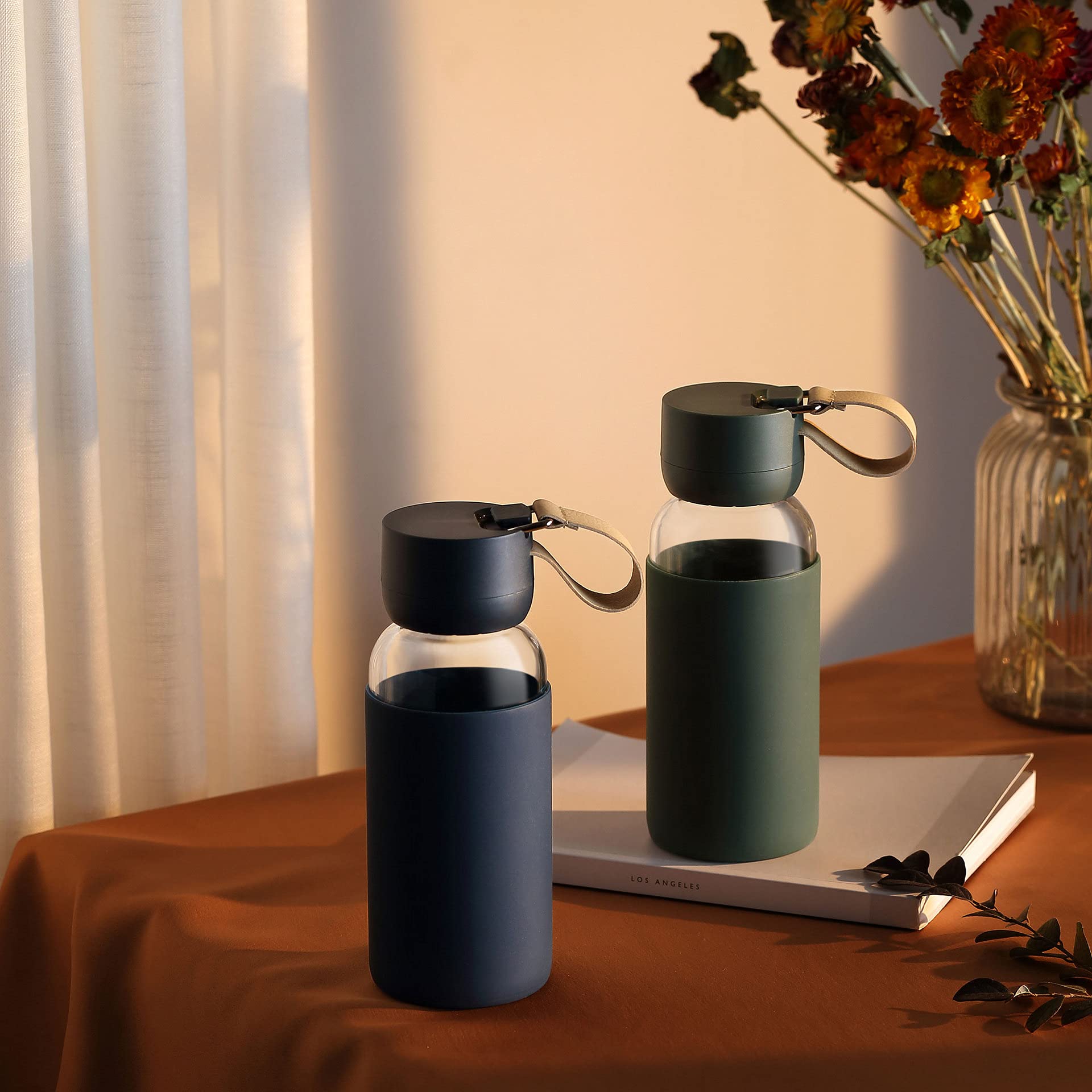 Aurfedes Borosilicate glass water bottle, with sealing cap and silicone sleeve, reusable glass water bottle, suitable for beverage, juice, soda, cola, as gift, etc (Blue)