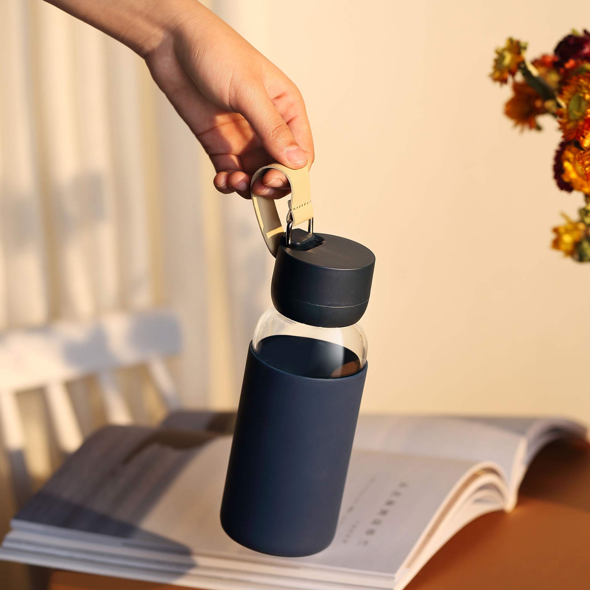 Aurfedes Borosilicate glass water bottle, with sealing cap and silicone sleeve, reusable glass water bottle, suitable for beverage, juice, soda, cola, as gift, etc (Blue)