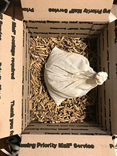 Red Wiggler Composting Worms - Reduce Waste and Improve Your Soil (0.25 lbs / ~250 worms)