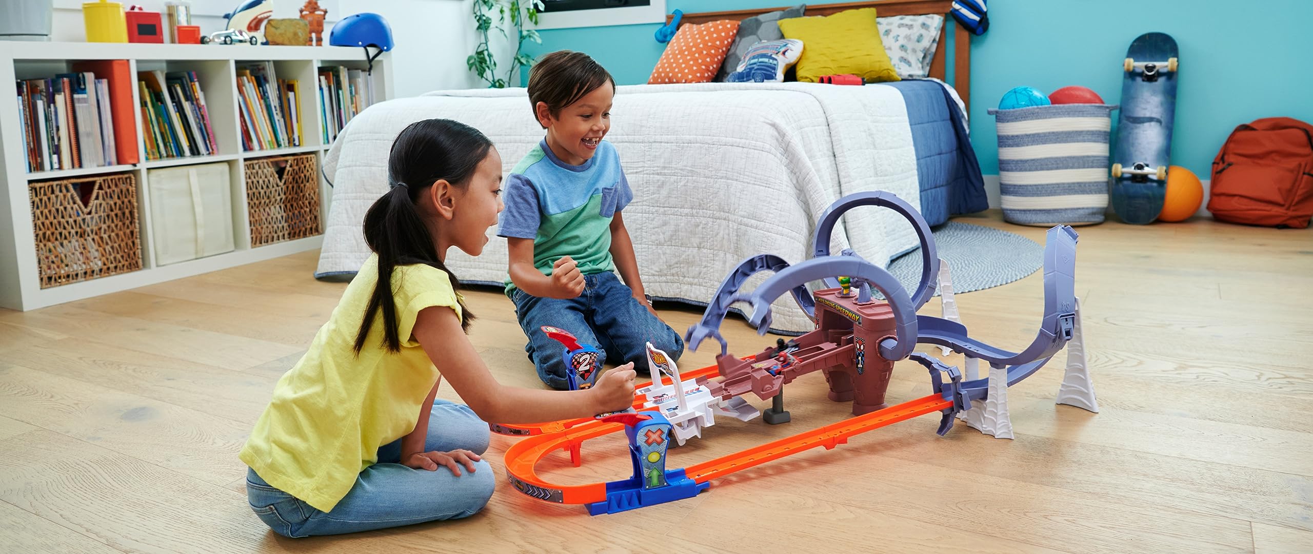 Hot Wheels Toy Car Track Set, RacerVerse Spider-Man’s Web-Slinging Speedway, Competitive Race with 2 Die-Cast Vehicles: Spider-Man & Black Panther