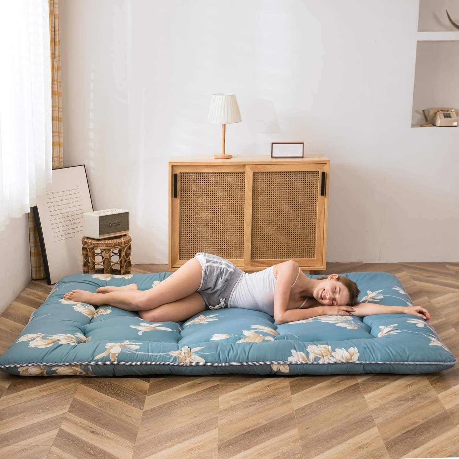 MAXYOYO Floral Printed Japanese Floor Mattress Futon Mattress Queen Size Foldable Bed Roll Up Camping Mattress Floor Bed Couches and Sofas