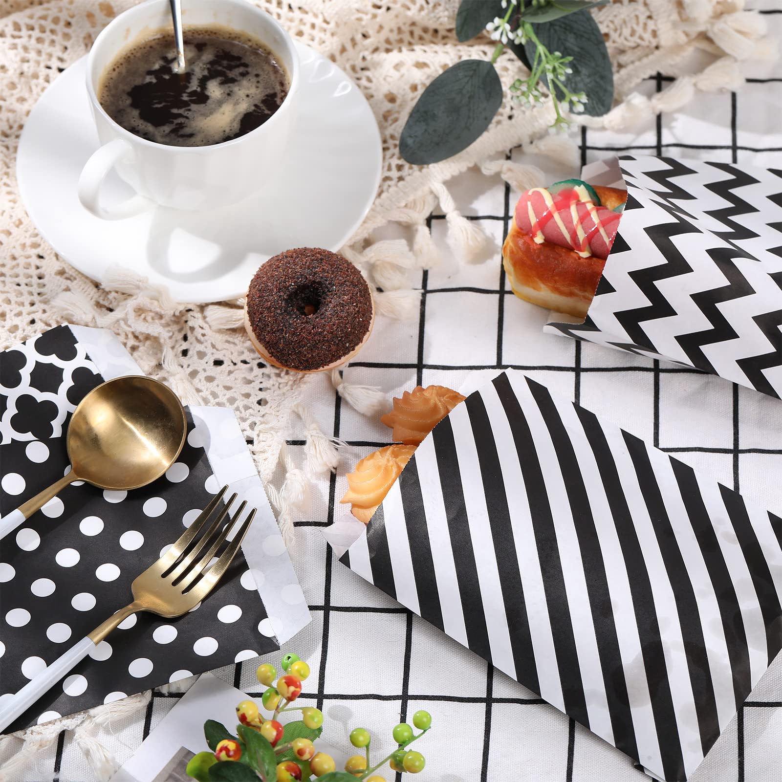 400 Pcs 5 x 7 Inch Paper Treat Bag Black and White Candy Bags Disposable Flat Paper Small Cookie Buffet Snack Packaging for Baked Goods Wedding Food Sandwich