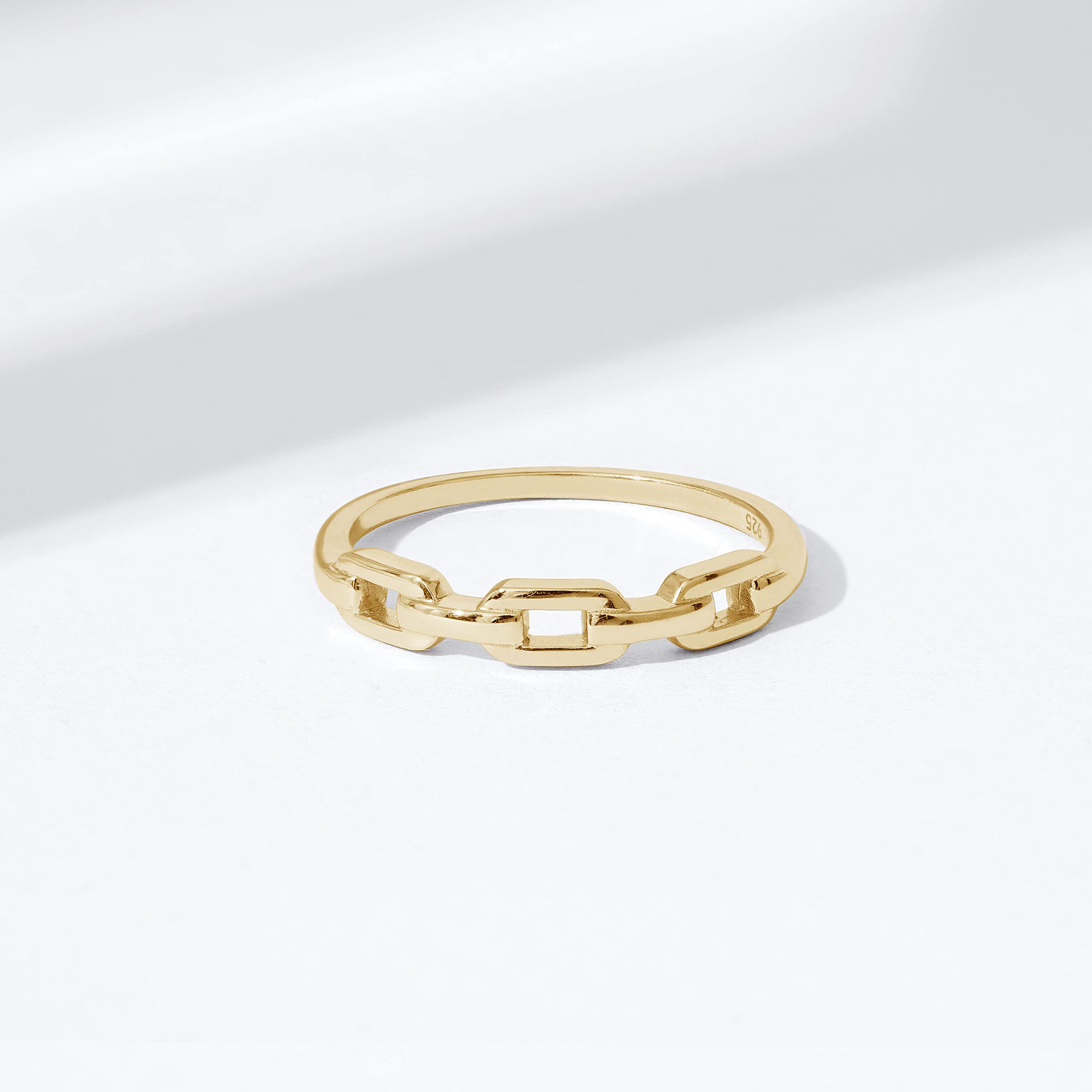 Amazon Essentials 14K Gold Plated Sterling Silver Chain Link Accent Ring Size 5, Yellow Gold