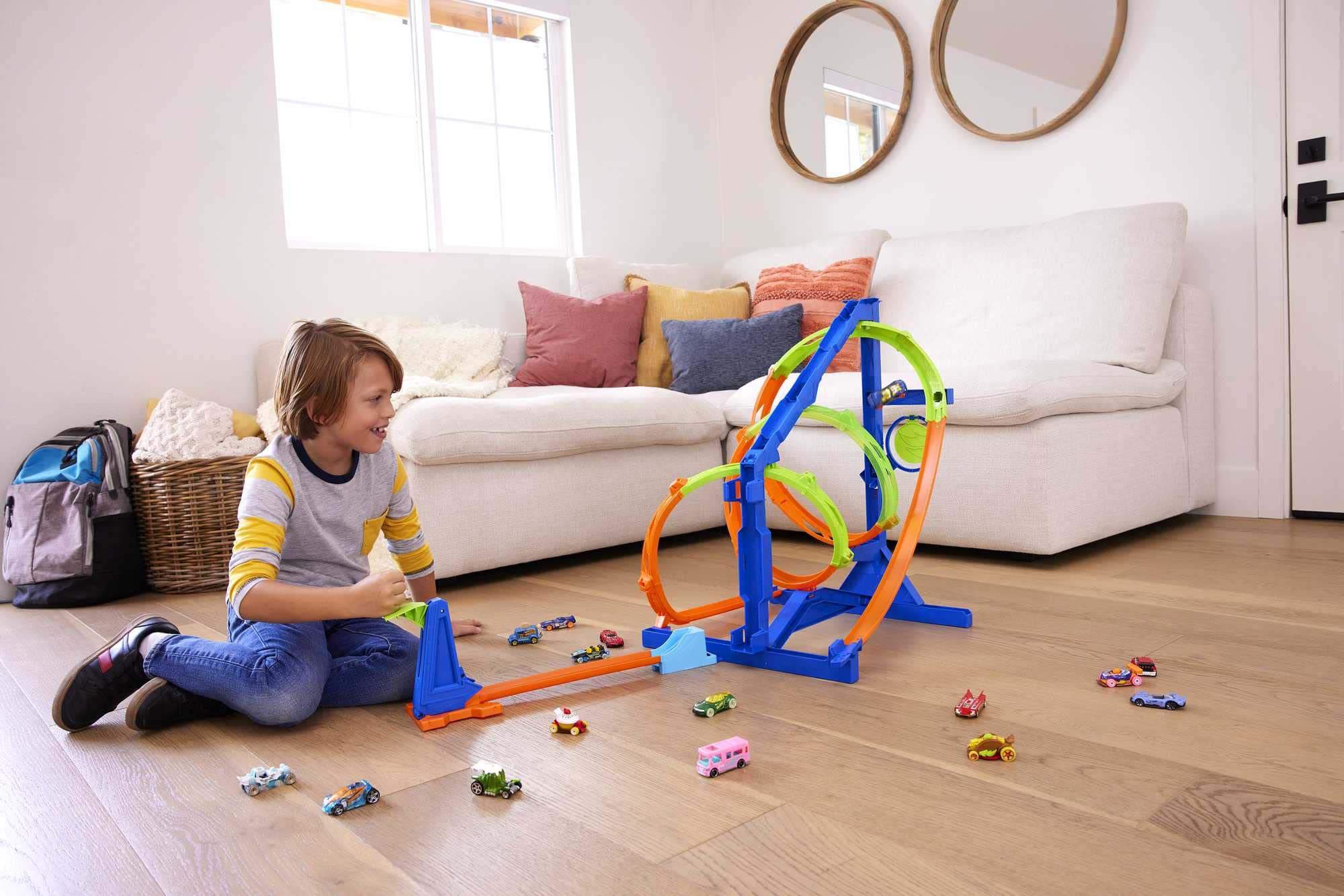 Hot Wheels Toy Car Track Set Corkscrew Twist Kit with 1:64 Scale Car, 2 Ways to Play, Connects to Other Tracks