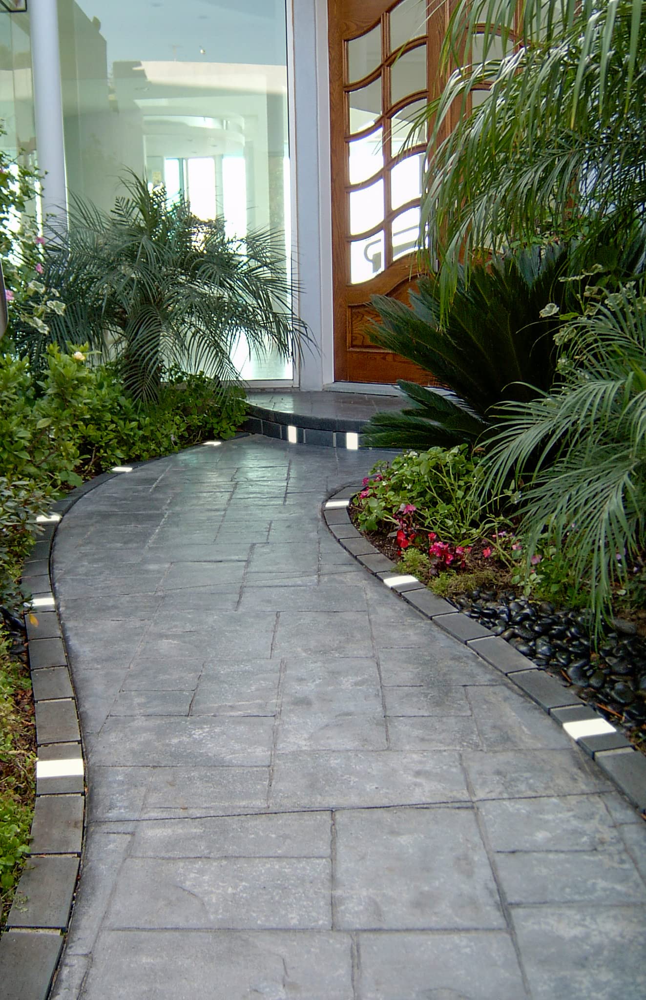 Let's Edge It! Decorative Plastic Brick Edging with 4 Built-in Solar Lights, Terra Cotta, 20-Foot Kit - Argee RG820SG, Gray