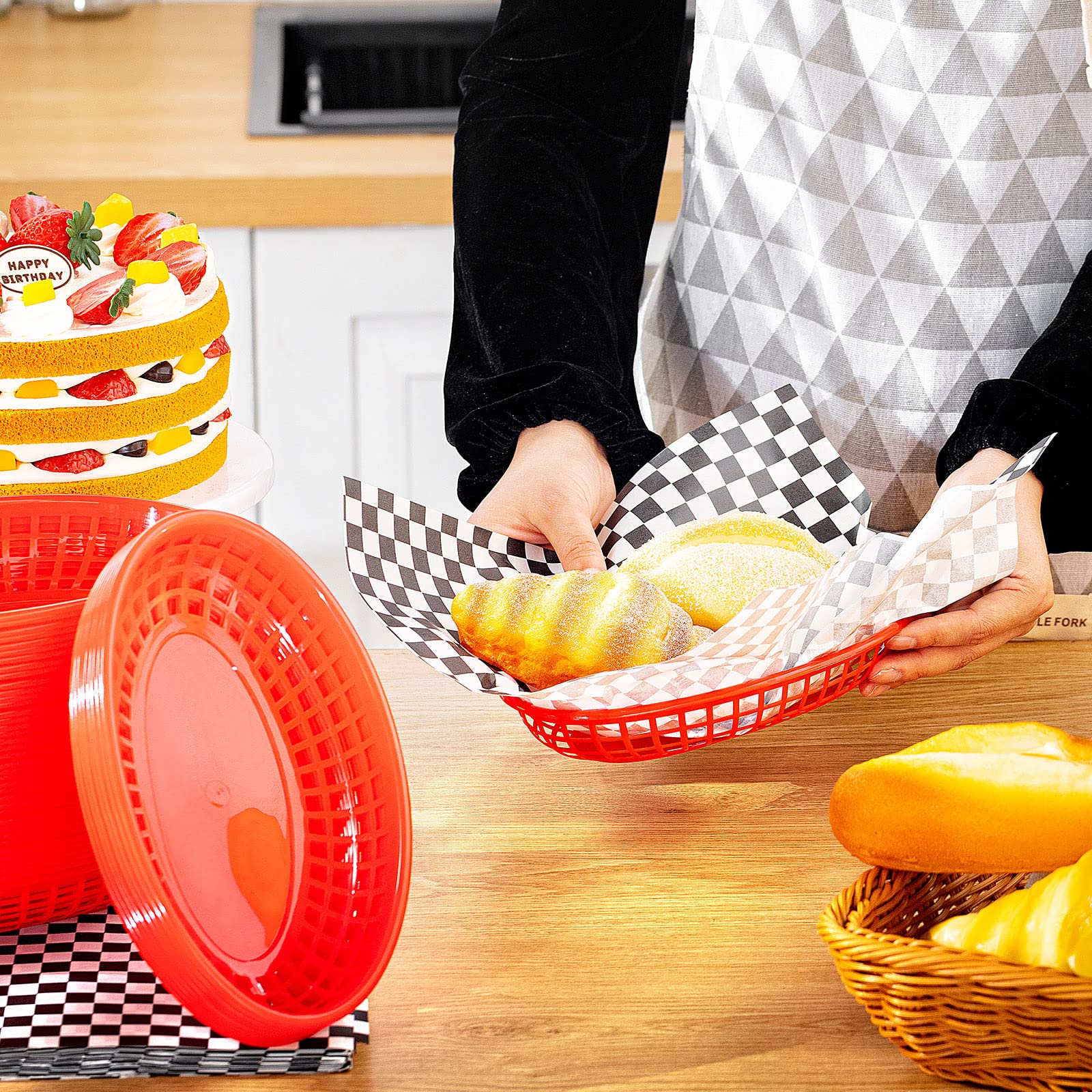 48 Pack Red Oval Fast Food Basket and 200 Pack Black Checkered Deli Liner Set 8.9 x 5.7 x 1.8 Inch Retro Style Plastic Food Baskets for Serving Burger Chip Food Baskets for Home, Restaurants, Picnic