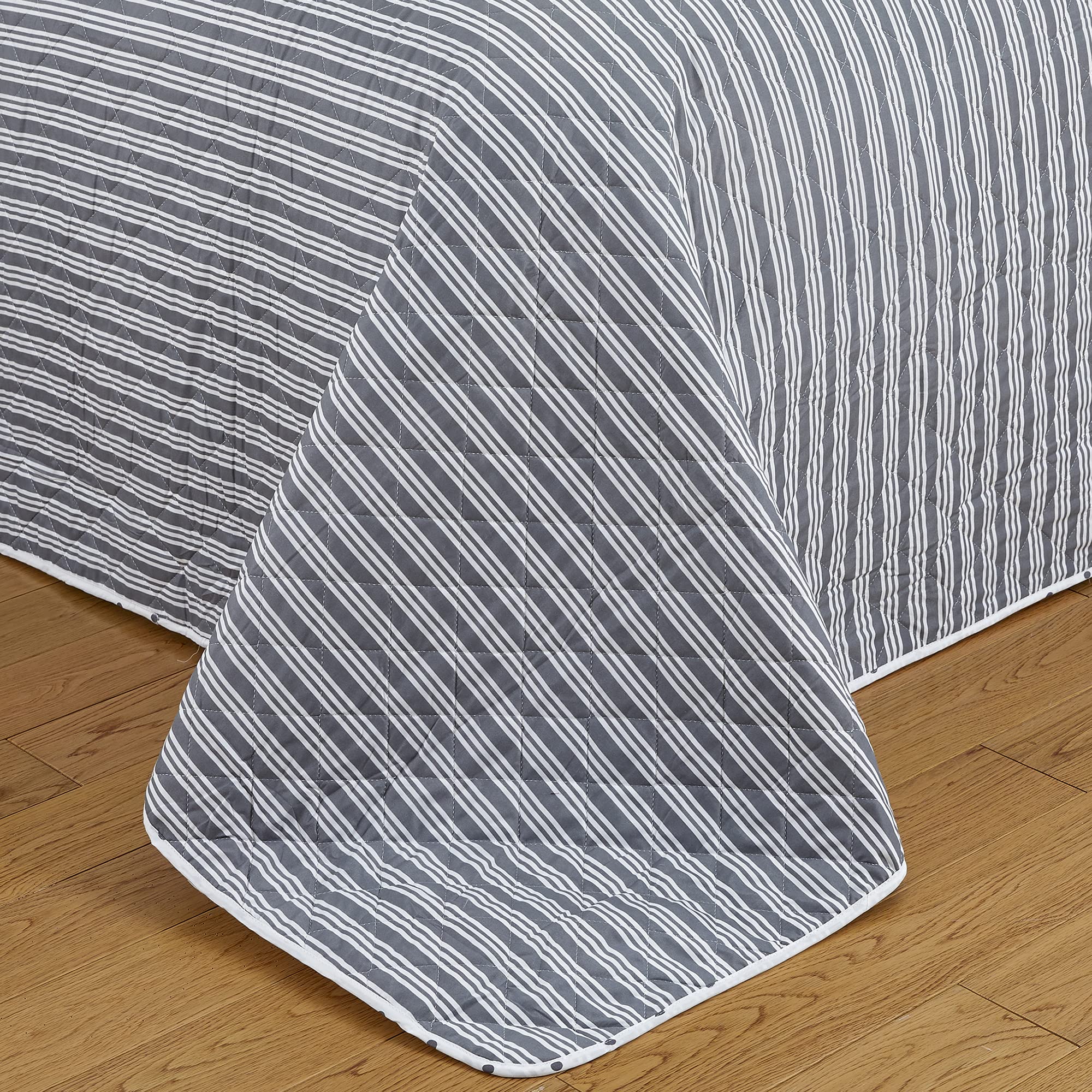 Market & Place 3 Piece Reversible Quilt Set with Shams | All-Season Soft & Lightweight Bedspread with Modern Striped Pattern | Nora Collection (Full/Queen, White/Grey)