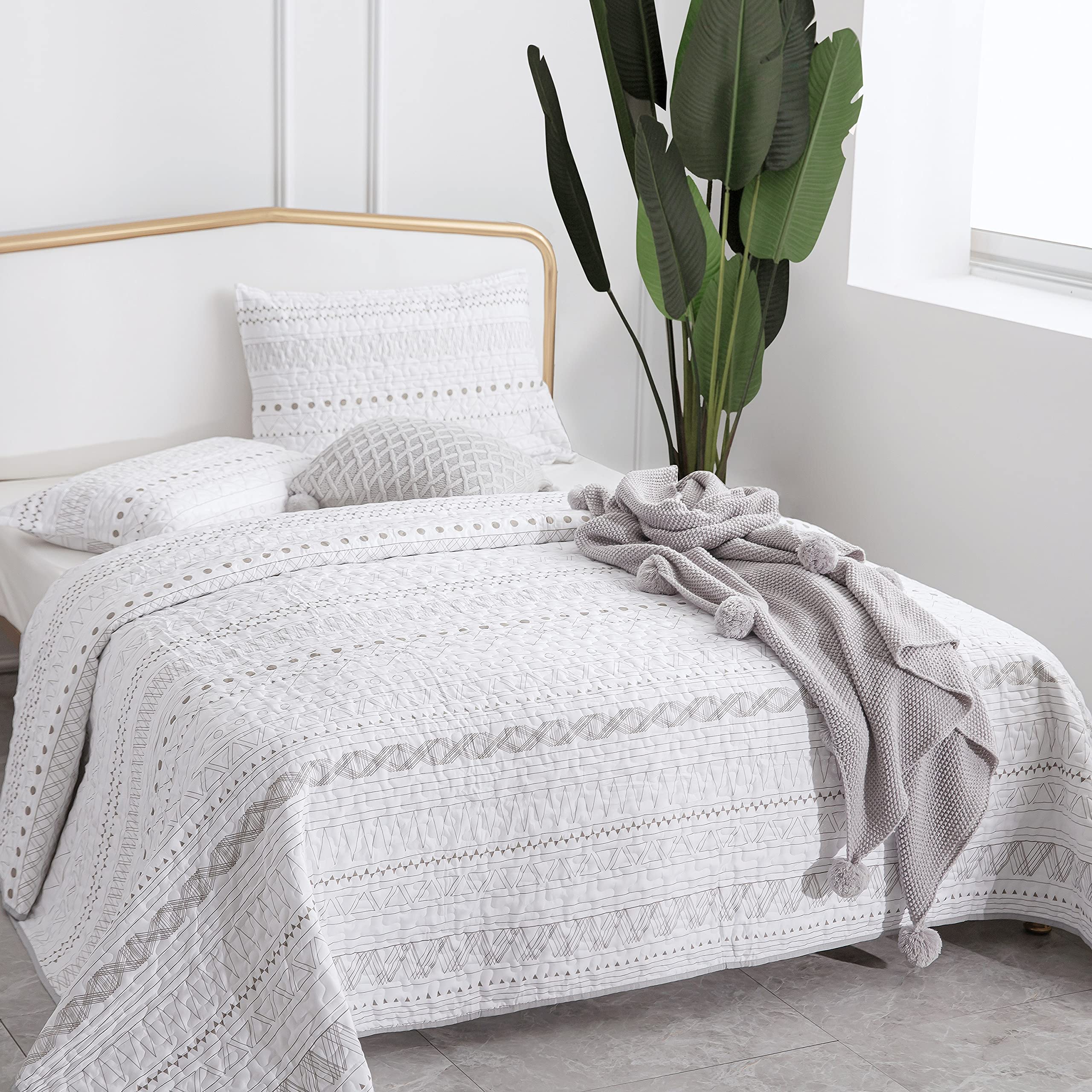 BBSET White Quilt Set Queen 90x90 Inch, 3 Pcs Striped Boho Geometric Bedding Quilts,Bohemian Aztec Brushed Reversible Bedspread Microfiber Coverlet Sets for All Season- 1 Quilt and 2 Pillow Shams