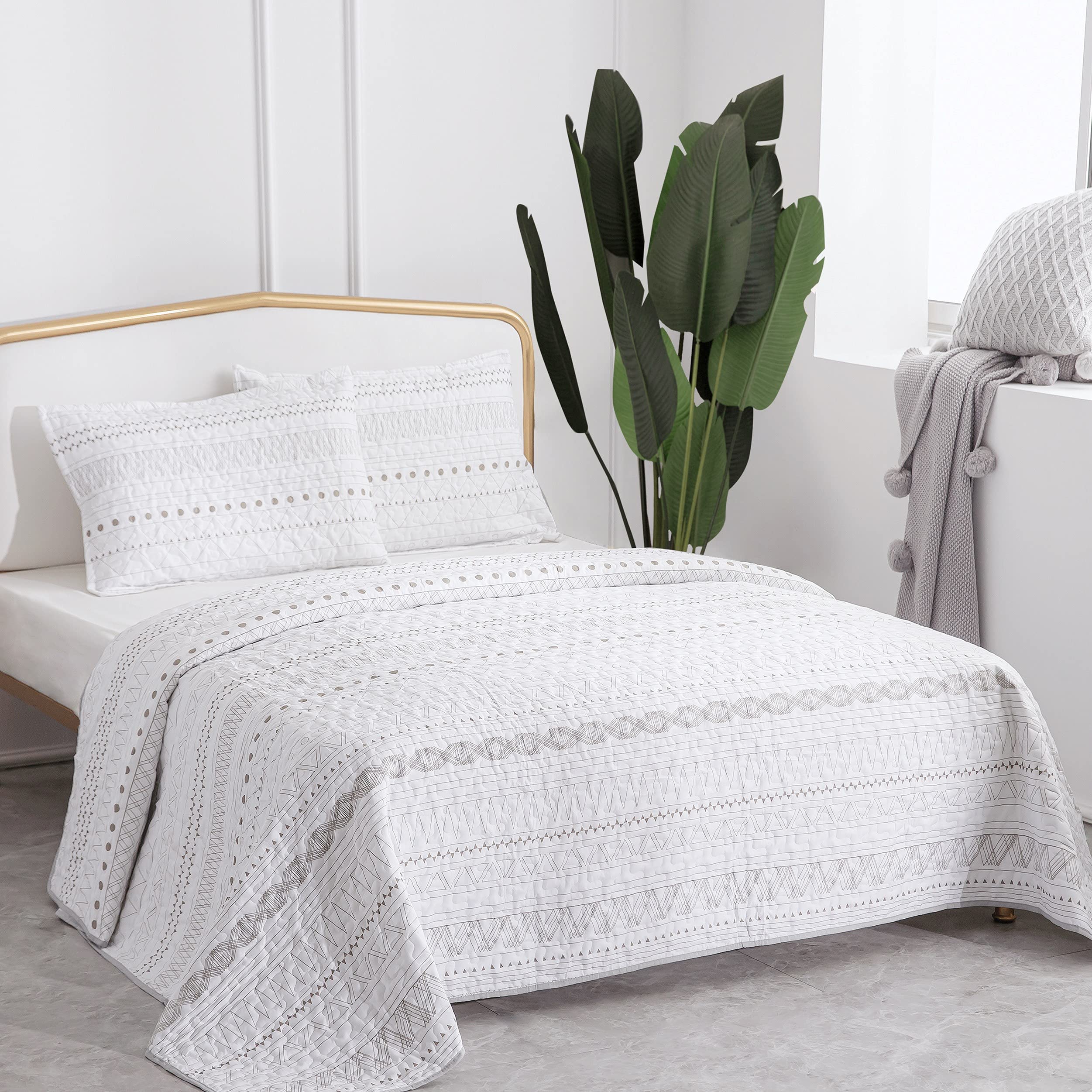 BBSET White Quilt Set Queen 90x90 Inch, 3 Pcs Striped Boho Geometric Bedding Quilts,Bohemian Aztec Brushed Reversible Bedspread Microfiber Coverlet Sets for All Season- 1 Quilt and 2 Pillow Shams