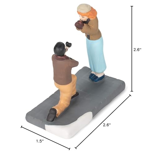 Department 56 Christmas in The City Village Accessories Will You Marry Me Figurine, 2.6 Inch, Multicolor