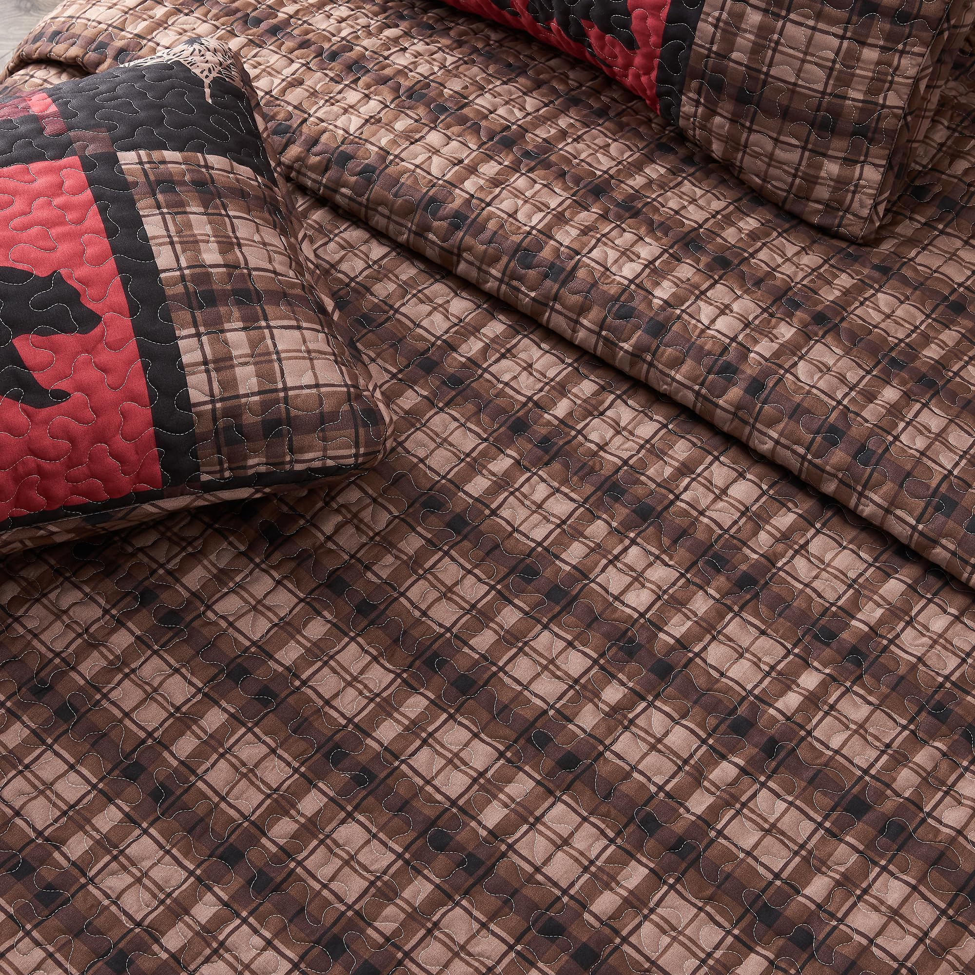 Great Bay Home Lodge Bedspread King Size Quilt with 2 Shams. Cabin 3-Piece Reversible All Season Quilt Set. Rustic Quilt Coverlet Bed Set. Stonehurst Collection. (Red/Black)