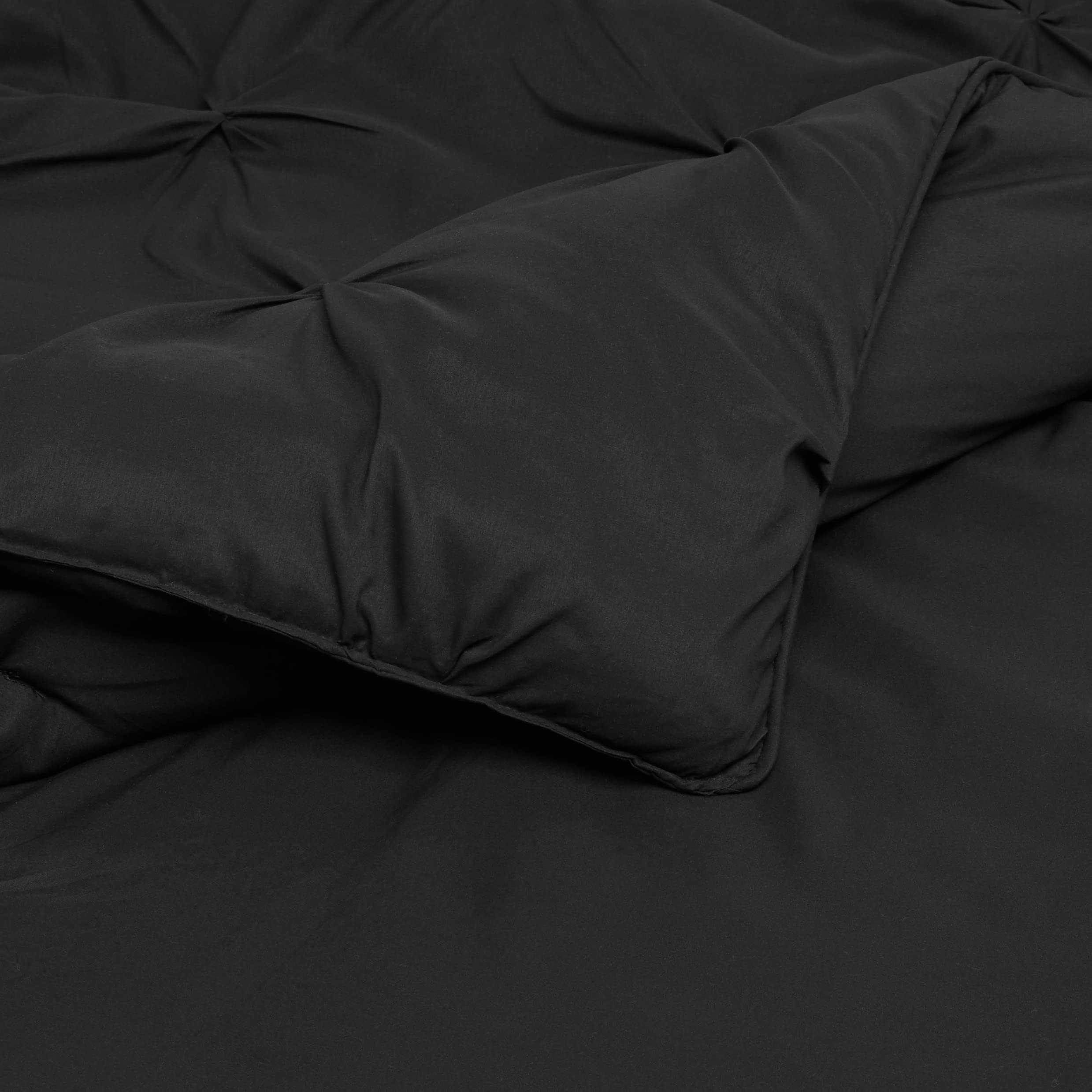 Amazon Basics Soft Full/Queen Size Comforter Sets, All-Season Down-Alternative 3-Piece Bedding Set, Pinch Pleat Design, Black