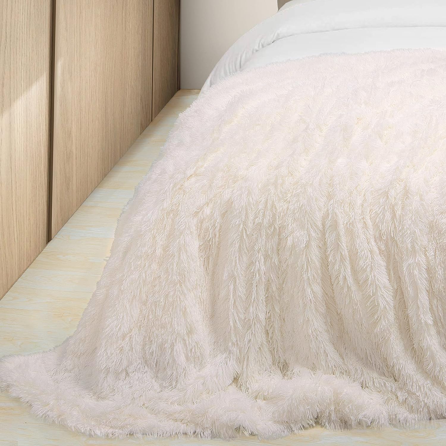 Tuddrom Decorative Extra Soft Faux Fur Blanket Queen Size 80"x90",Solid Reversible Fuzzy Long Hair Shaggy Blanket,Fluffy Plush Fleece Comfy Microfiber Fur Blanket for Couch Sofa Bed,Cream White