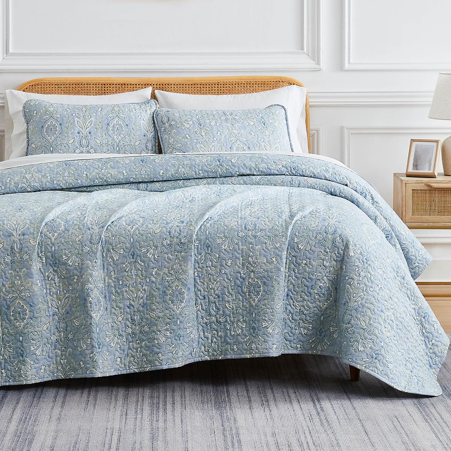 Southshore Fine Living, Inc. Boho Quilt Set, Lightweight Bedspread, Summer Coverlet, 3-Piece Paisley Bedding Set with Two Matching Pillow Shams, California/King Quilts, Blue Paisley