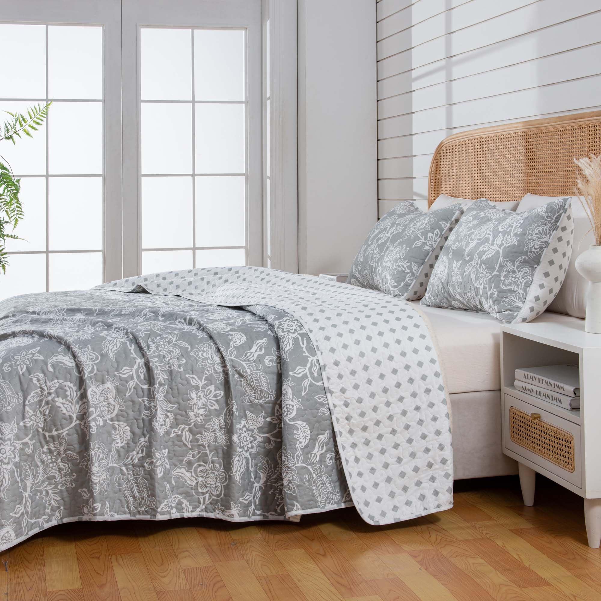Great Bay Home Floral King Quilt Set with Shams, Delicate Floral Grey Bedding Set, All-Season, Lightweight Bedspread. Reversible, Farmhouse Bedding. (King, Emma)