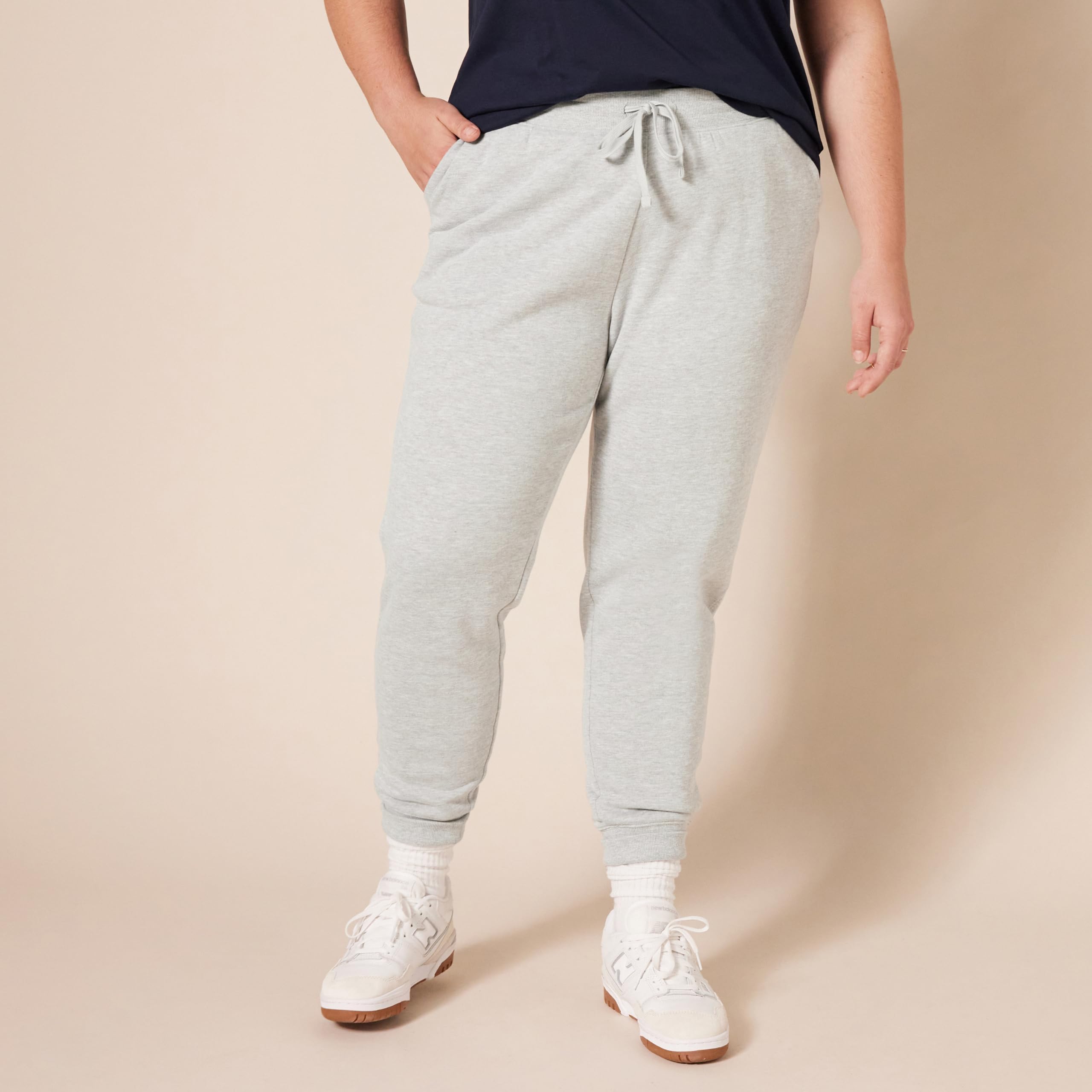 Amazon Essentials Women's Fleece Jogger Sweatpant (Available in Plus Size), Light Grey Heather, Small