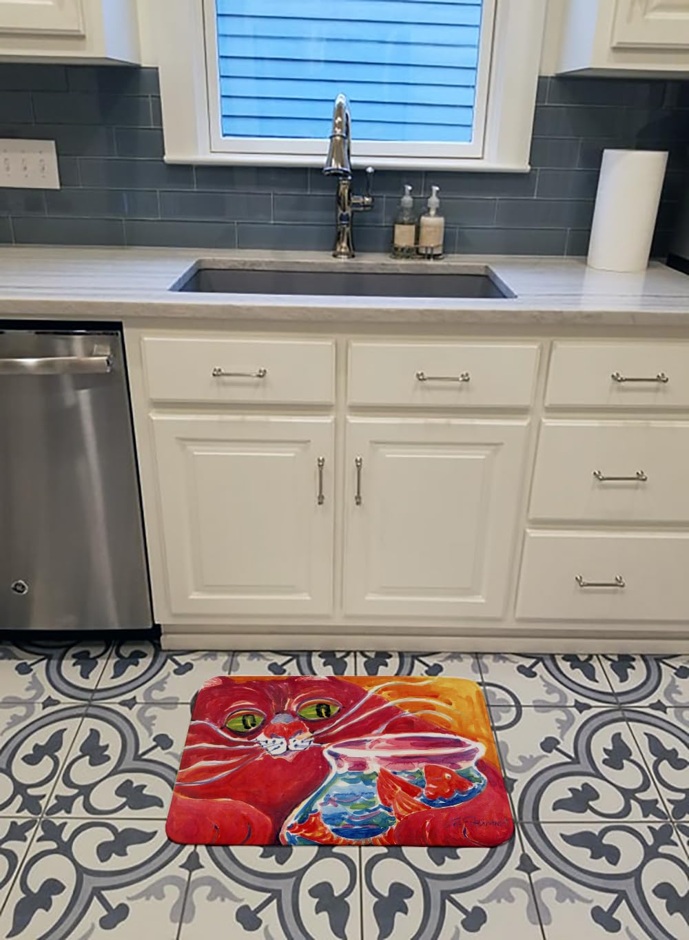Caroline's Treasures 6048RUG Big Red Cat at the fishbowl Machine Washable Memory Foam Mat, Bathroom Rug, Non-Slip Bath Mat, Durable Thick Washable Rugs for Kitchen, Bathroom Quick Dry, Decorative Artw