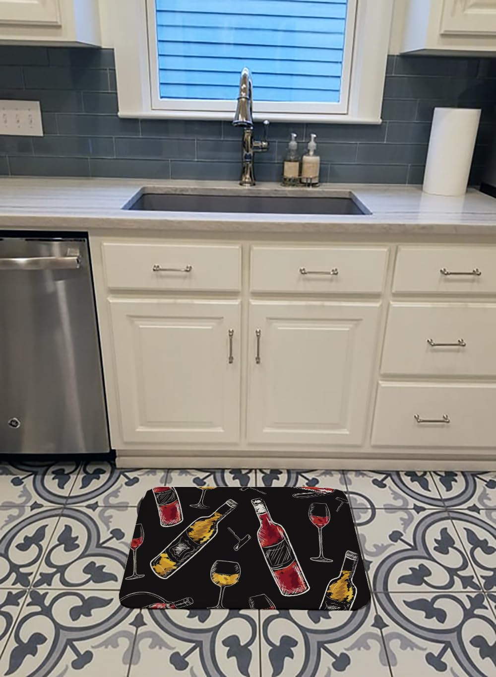 Caroline's Treasures BB5197RUG Red and White Wine on Black Machine Washable Memory Foam Mat, Bathroom Rug, Non-Slip Bath Mat, Durable Thick Washable Rugs for Kitchen, Bathroom Quick Dry, Decorative Ar