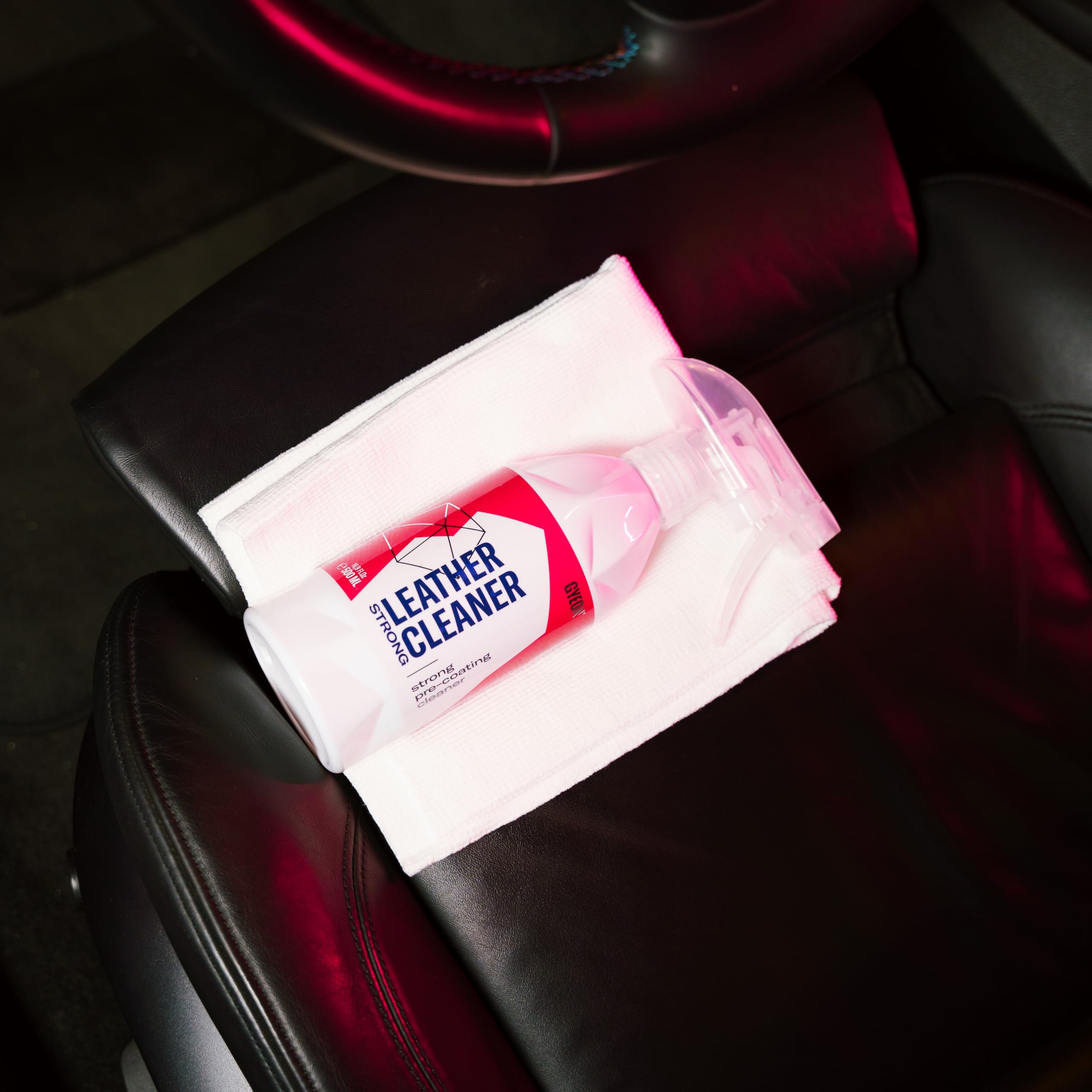 GYEON Leather Cleaner Strong 500 ml - Strong Car Leather Cleaner Safe for All Leather Types - Remove Dirt and Oil from All Leather to Prepare for Protection