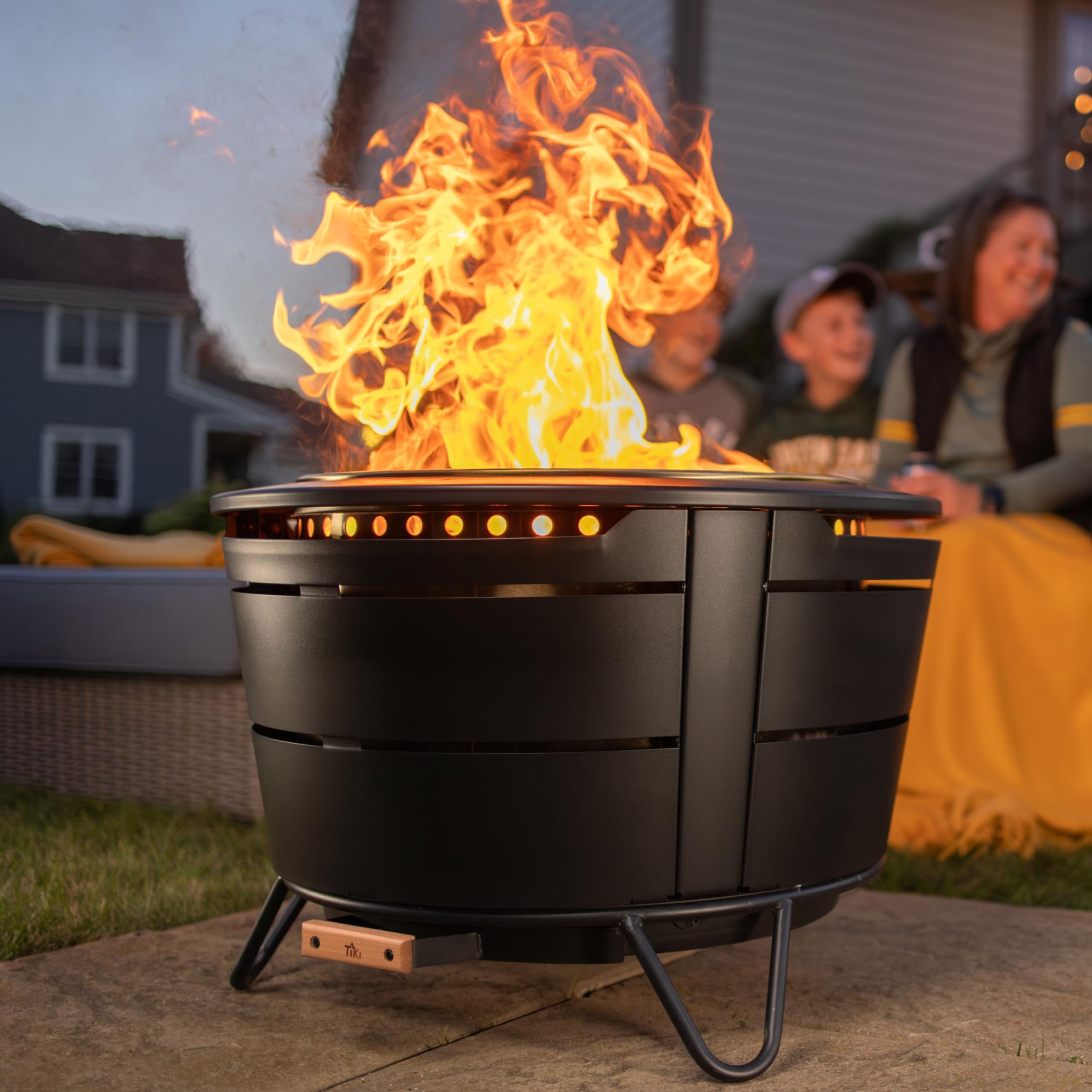 TIKI 27.5-Inch Smokeless Reunion Fire Pit, Large Outdoor Fire Pit for Gatherings, Wood Burning with Removable Ash Pan & Weather-Resistant Cover, Modern Black Design โ Perfect for Patio & Backyard