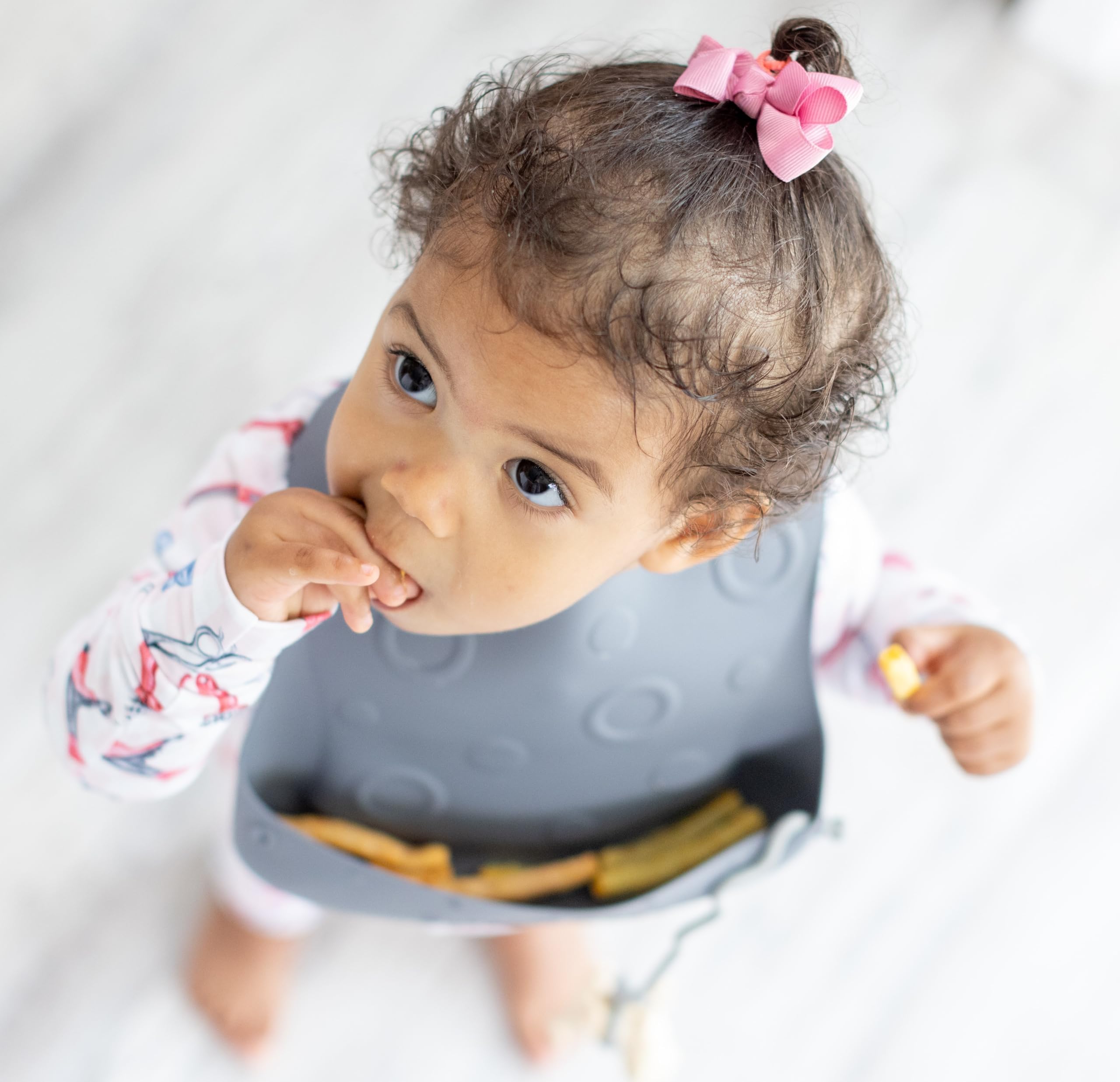 BUSY BABY Bungee Bib & Utensil Set β Adjustable Silicone Bib with Pocket & Tethered Utensils for Babies & Toddlers