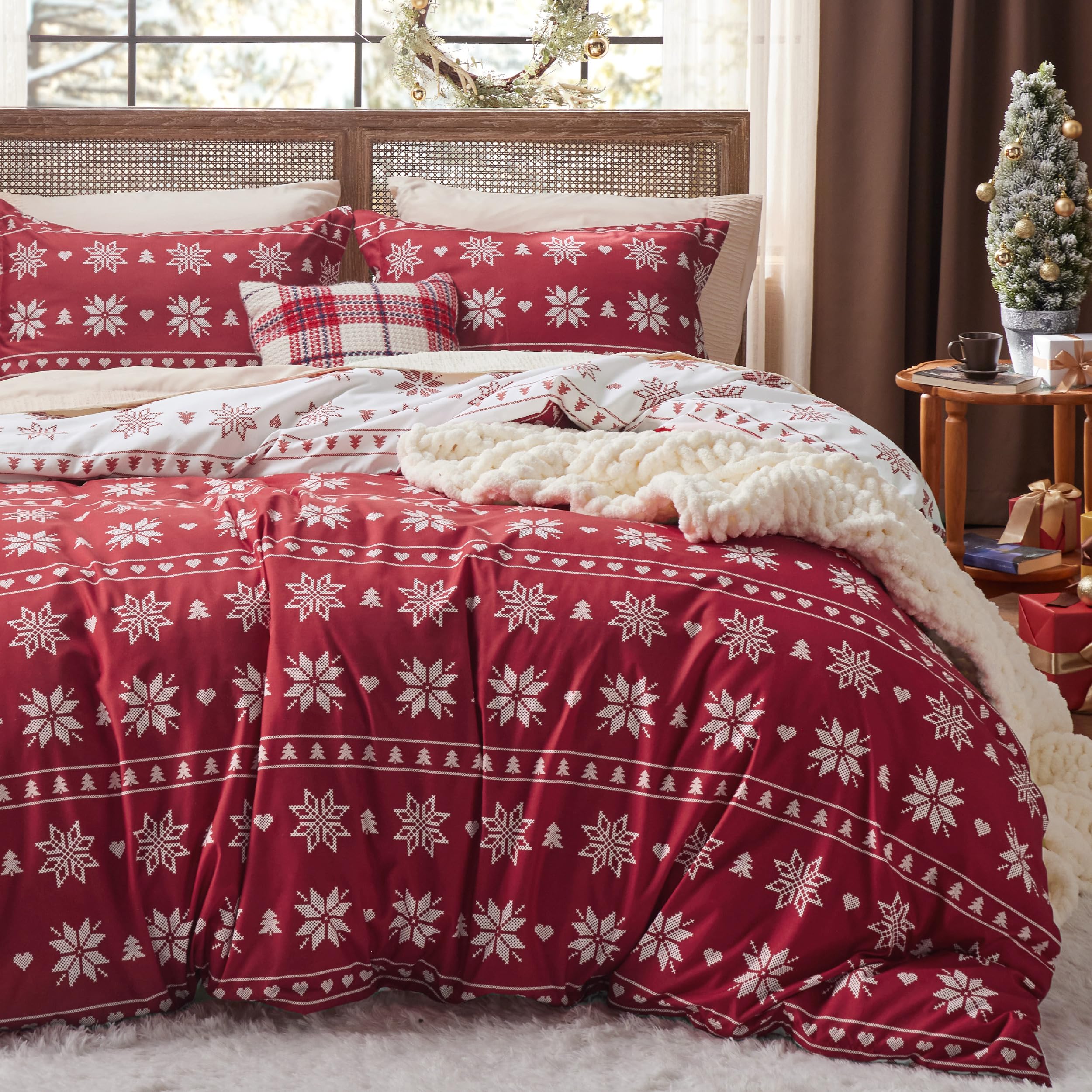 Bedsure Christmas Duvet Cover Queen - Holiday Bedding Collection Featuring a Christmas Snowflakes Pattern, Includes 1 Duvet Cover and 2 Pillow Shams (Queen, Snowflake)