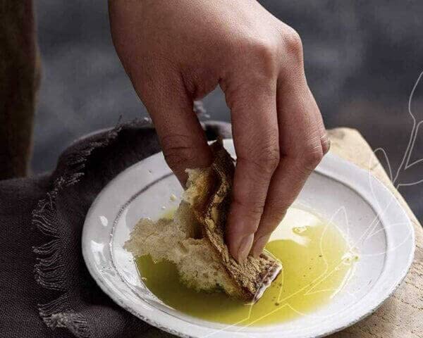 Spanish Organic Extra Virgin Olive Oil First Cold Pressed One Tin Can 33.8 Fl.Oz. (1L) Product of Spain