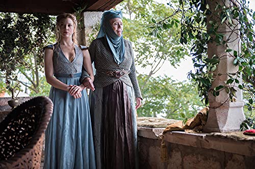 Game of Thrones (Complete Seasons 1-4) - 19-Disc Box Set & Daenerys FUNKO Figurine ( Game of Thrones - Seasons One to Four (40 Episodes) ) [ Blu-Ray, Reg.A/B/C Import - France ]