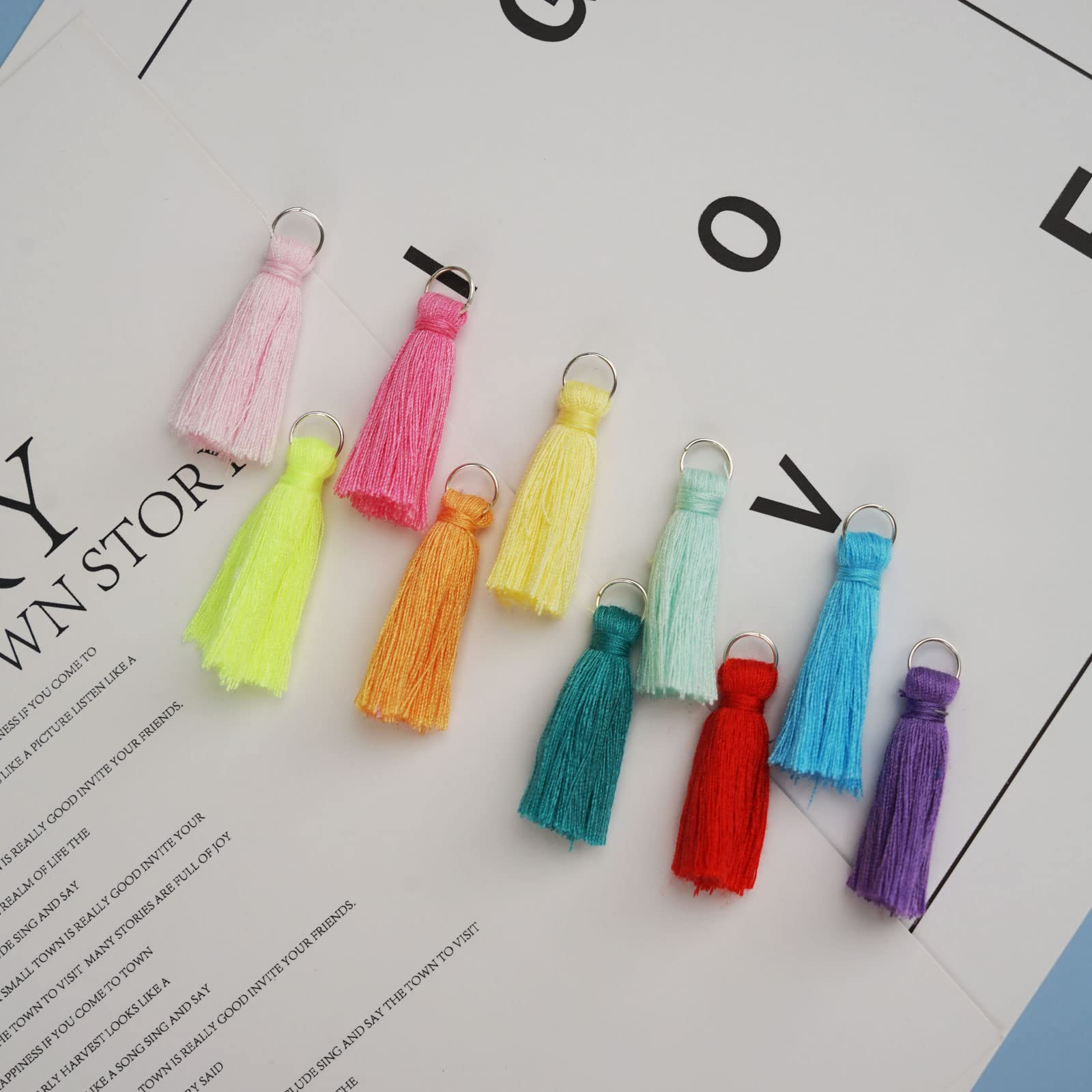 180PCS 30 Colors 3.5CM Multi-Color Mini Tassels Tiny Craft Tassels for Earring Jewelry Making Keychain Tassel Charms Bag Charms Pendant Handmade DIY Accessories(1.44Inch)