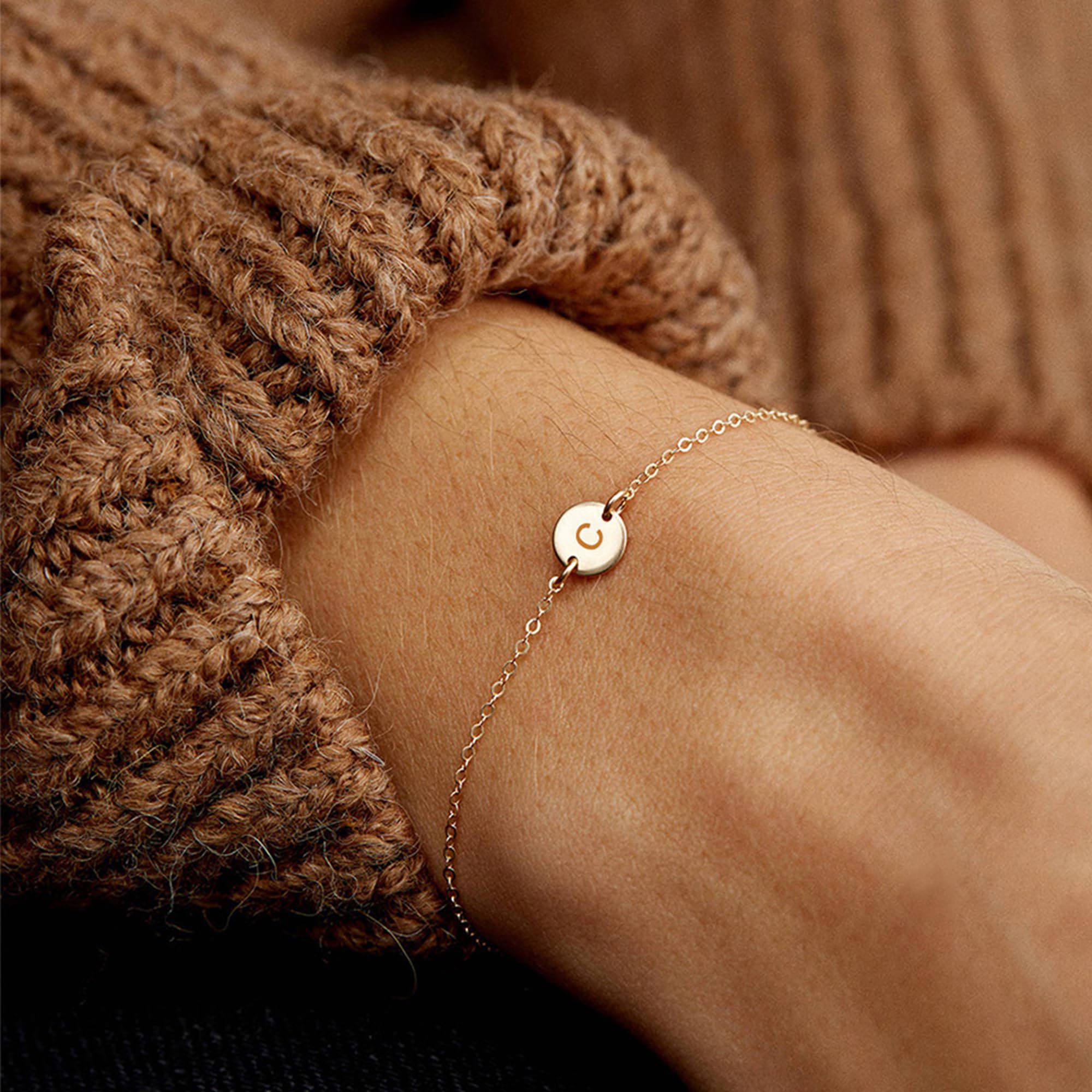 18K Gold Plated Stainless Steel Initial Bracelet Personalized Letter Charm Bracelet Small Dainty Disc Monogram Name Bracelet for Women (C)